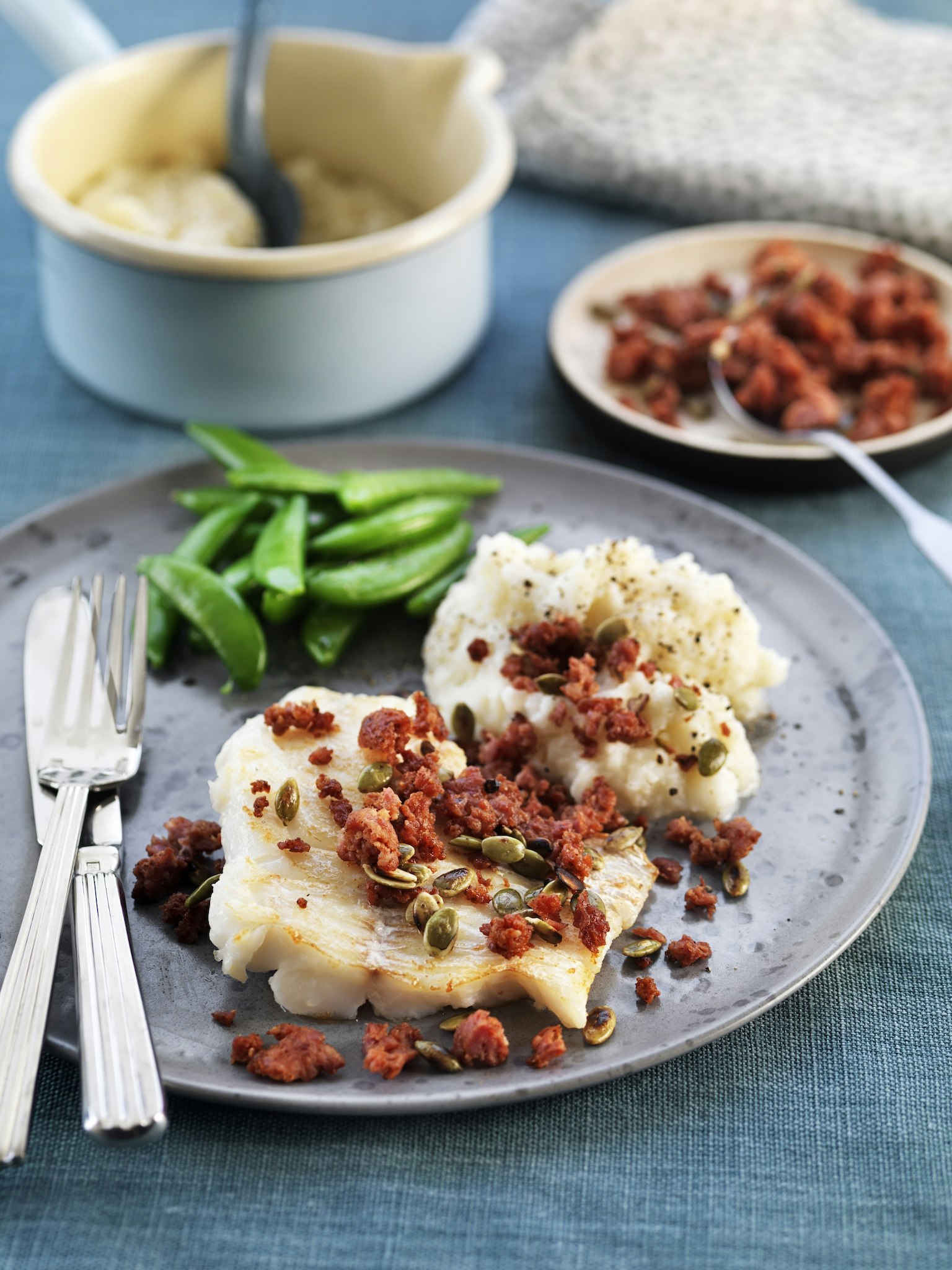 Laxfylld spätta med dill- och blomkålspuré