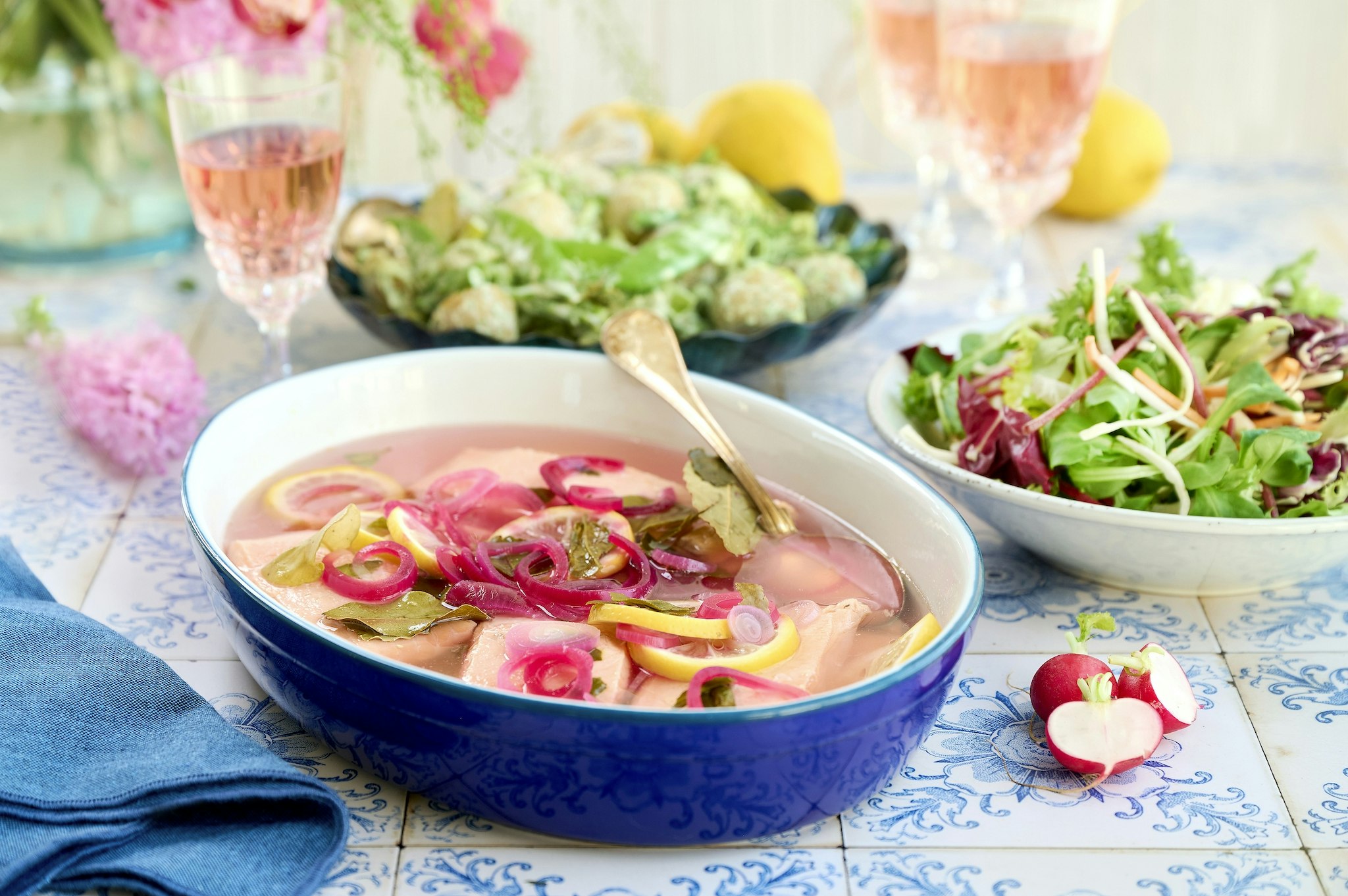 Citron- och limebladsinkokt lax med potatissallad