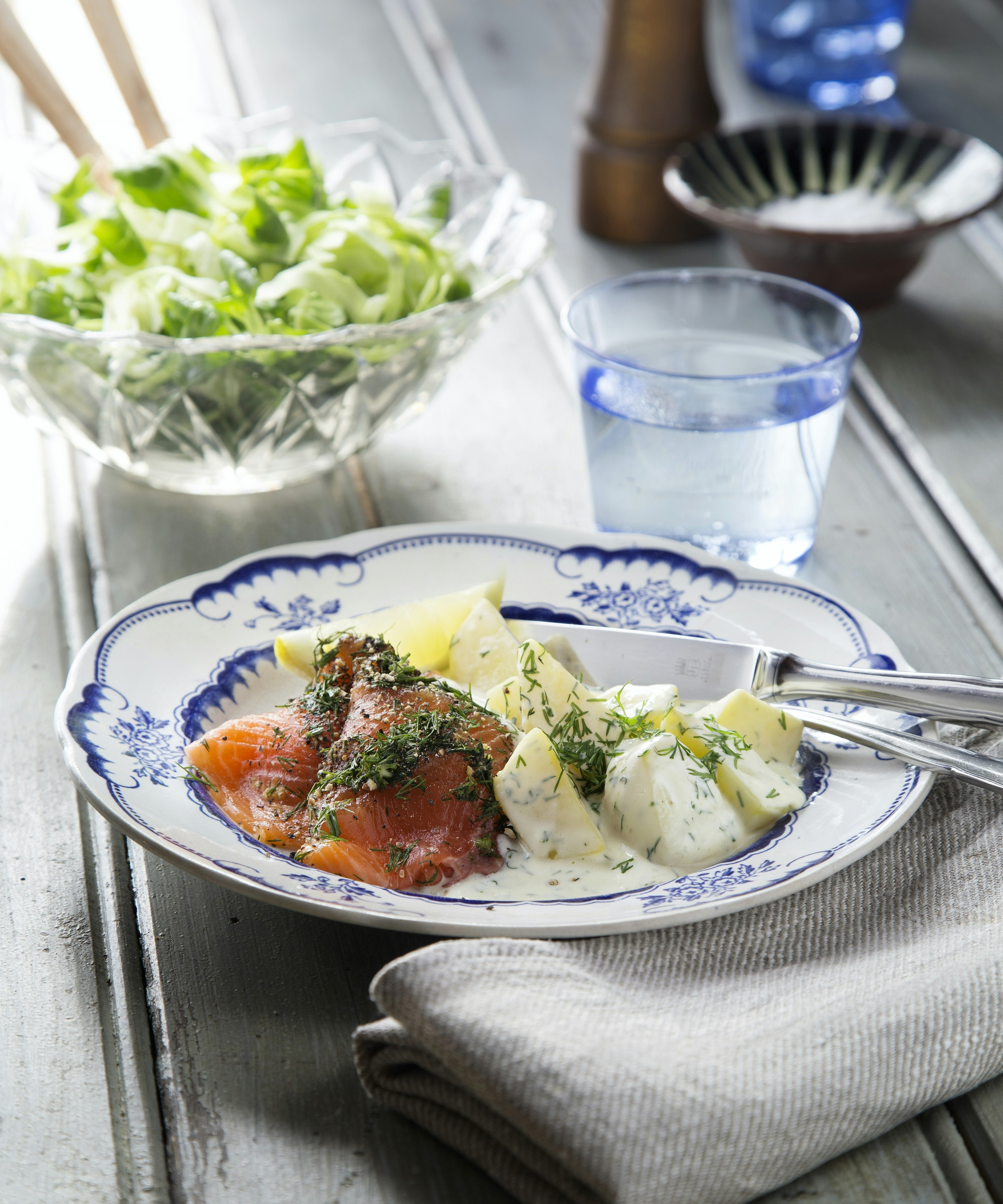 Stuvad potatis med gravad lax och gurka