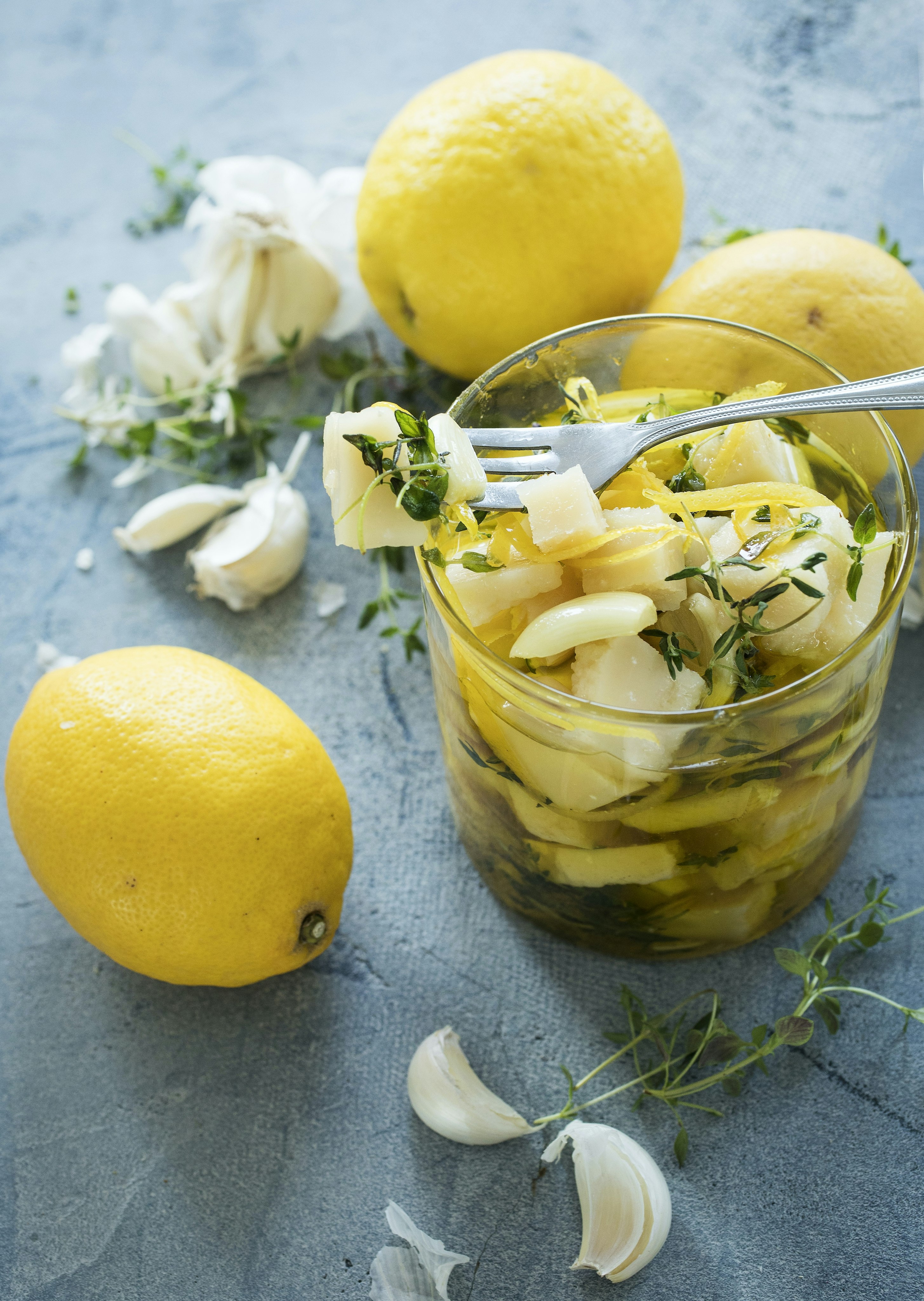 Citron- och vitlöksinlagd parmesan