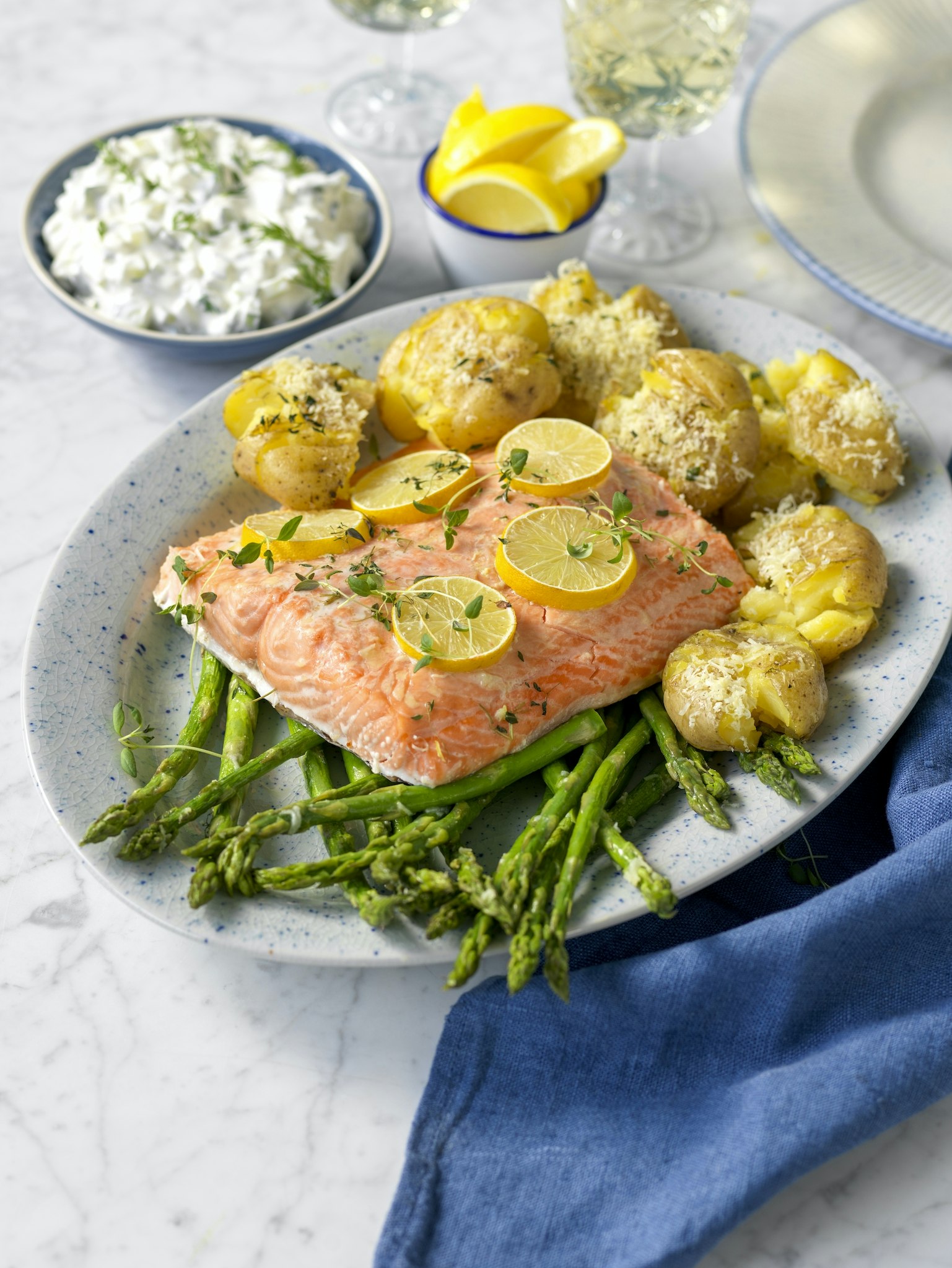 Inbakad lax med örtost och citronsås