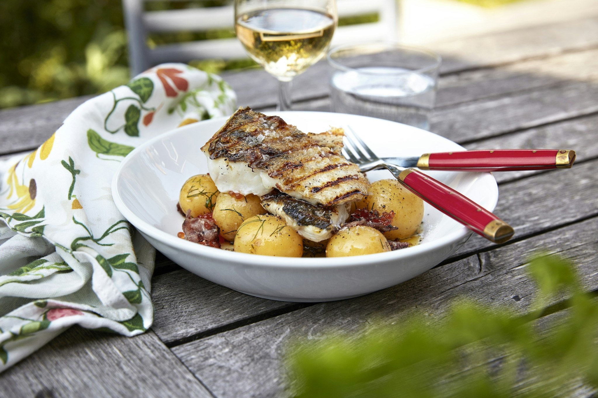 Citronkokt färskpotatis med grillad fisk och bacon