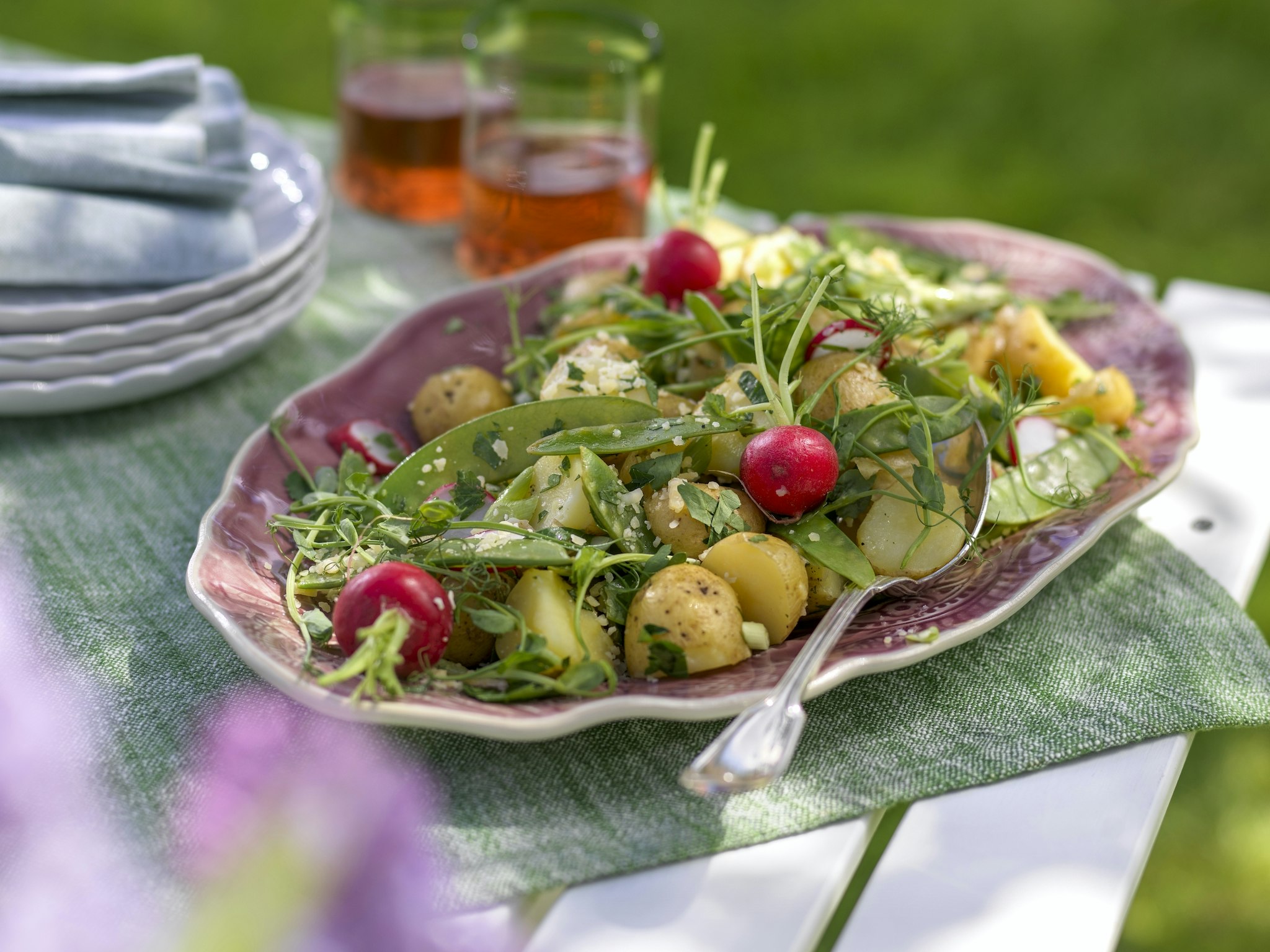 Citronmarinerad potatissallad med sockerärter