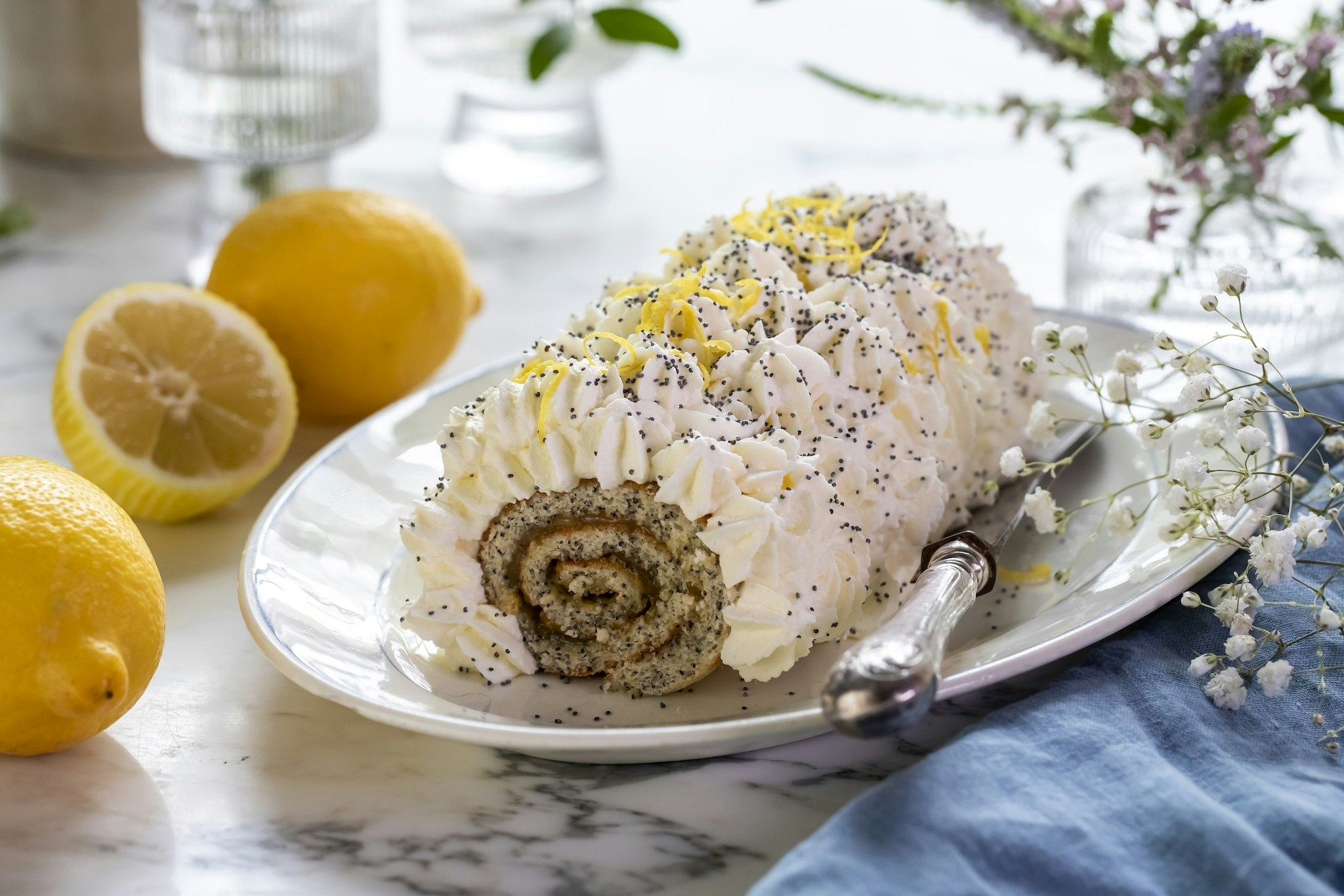 Citronrulltårta med vallmofrön och lemoncurd