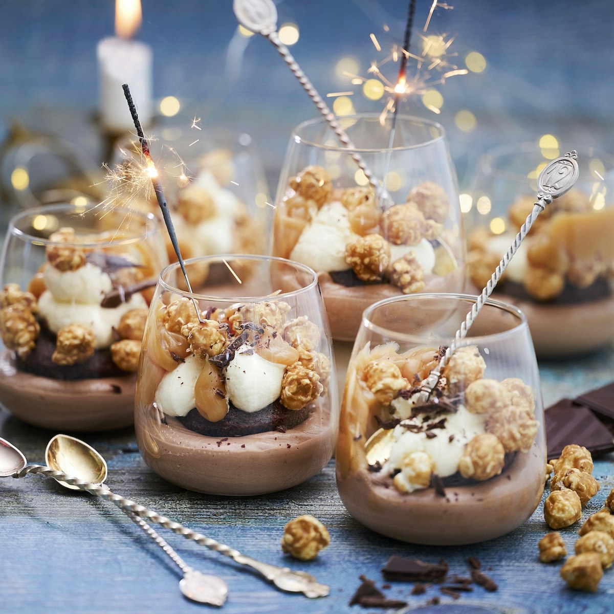 Kladdkaka I Glas Med Chokladfluff Och Salt Kolasås