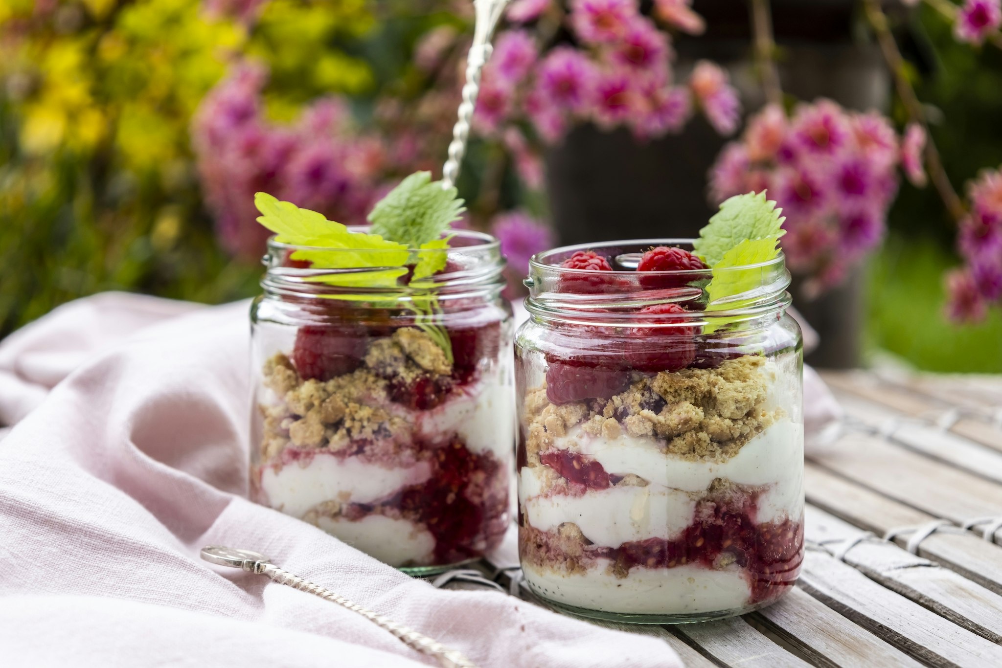 Enkel cheesecake i glas med hallon och vanilj