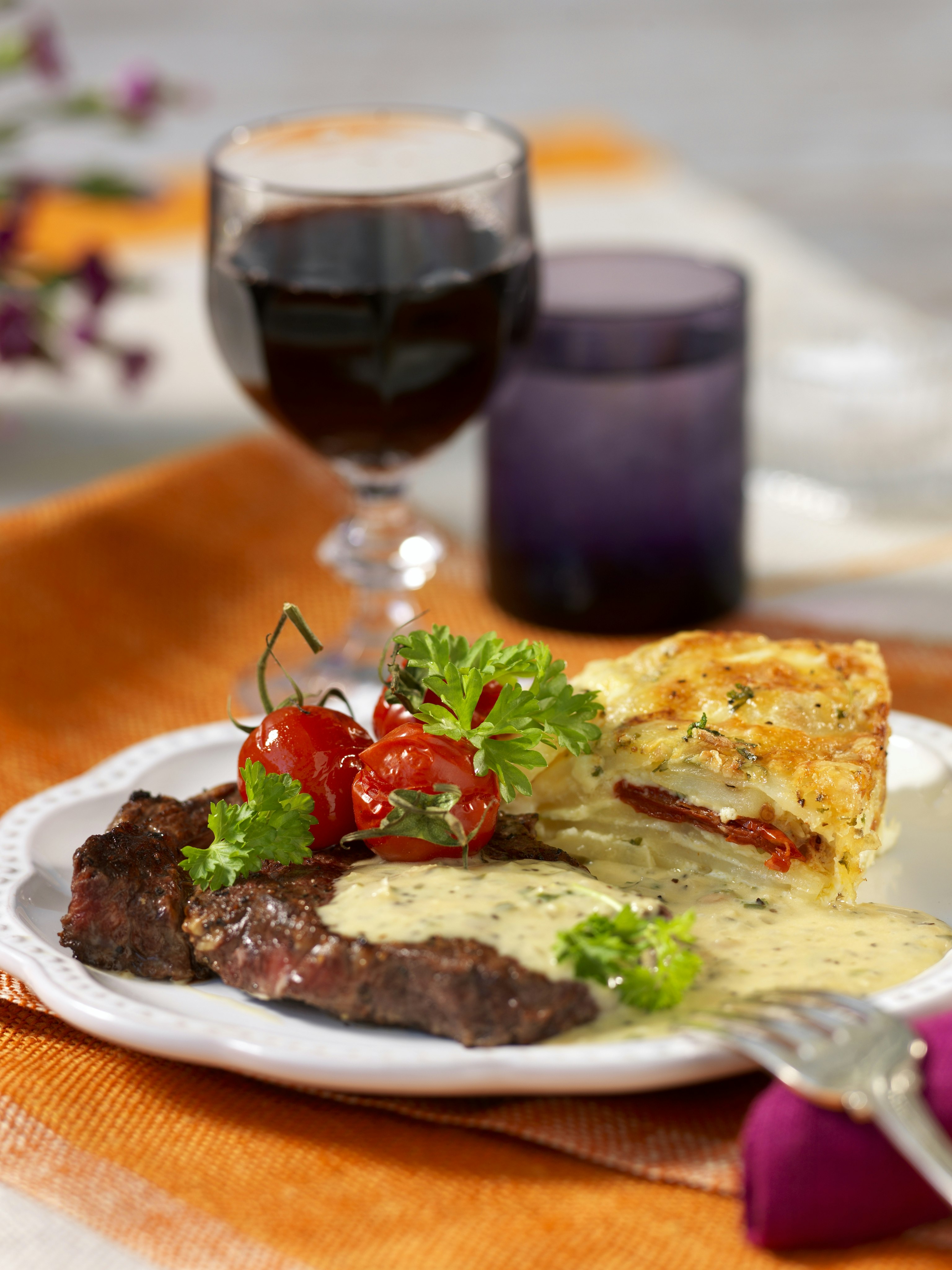 Entrecote med bearnaisesås och potatistårta