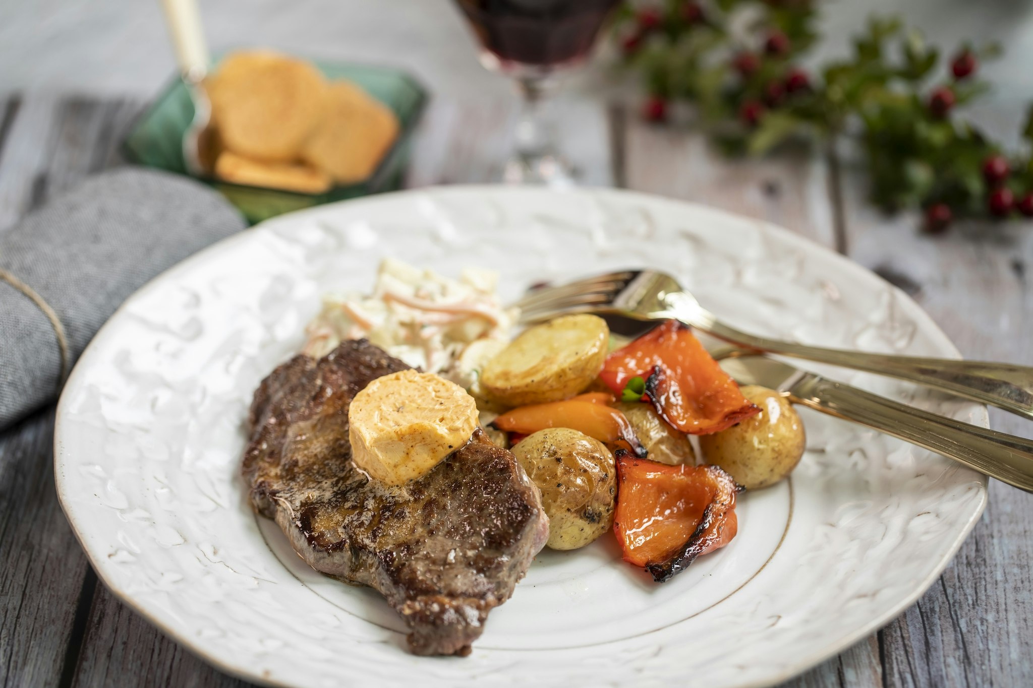 Entrecote med paprikasmör och äppelcoleslaw