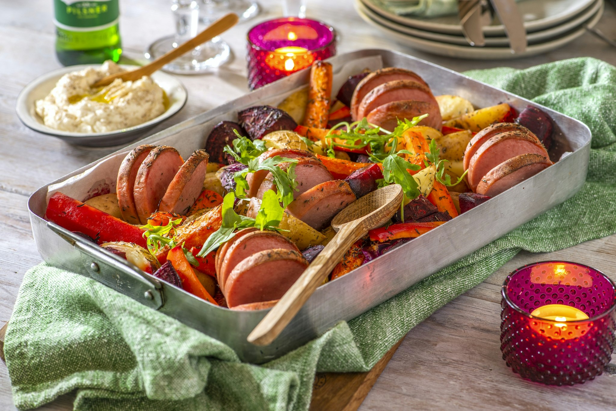 Falukorv med rotfrukter och fetaostkräm