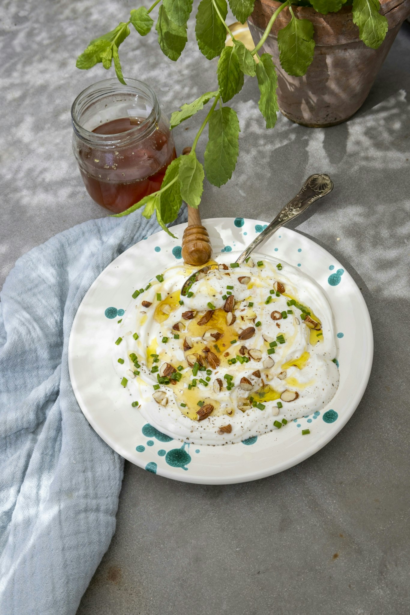 Färskostkräm med chevré, rostad mandel och honung