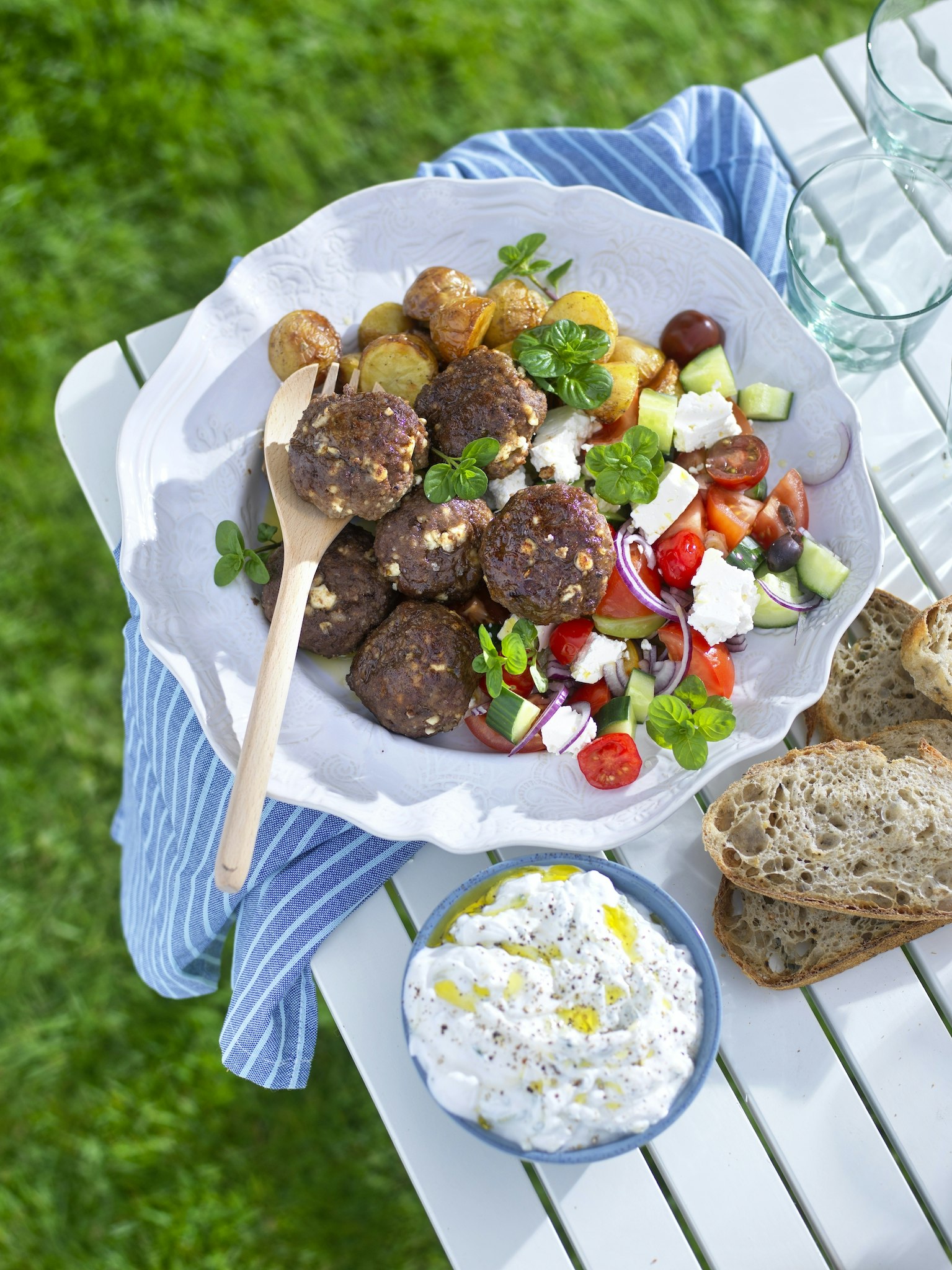 Fetaostbiffar med grekisk sallad