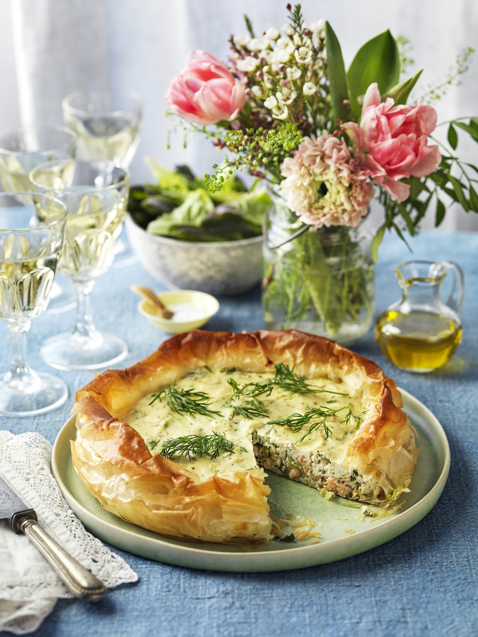 Filodegspaj med gravad lax, salladslök och dill