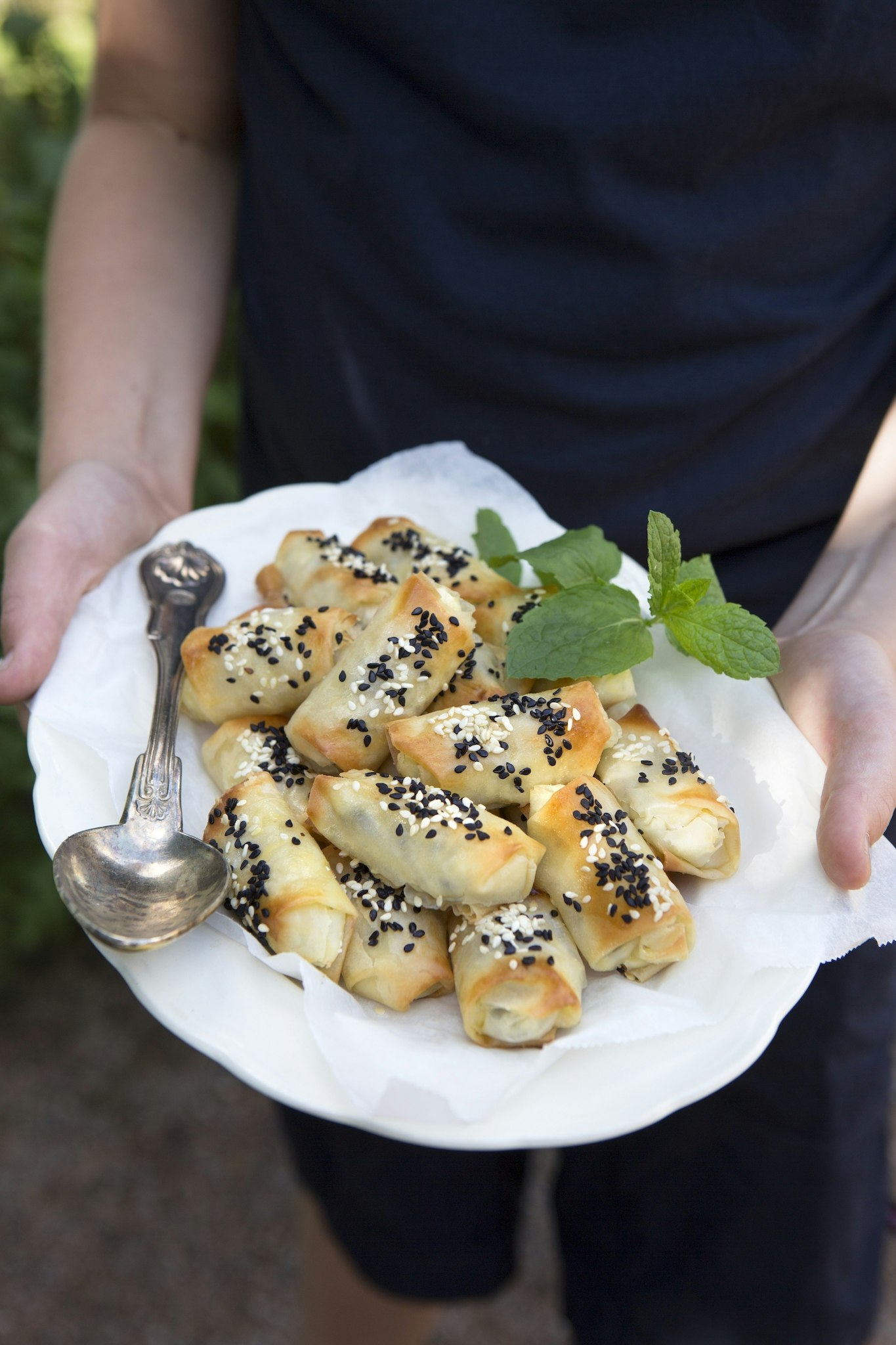 Ostpaj på filodeg med grön sparris och spenat