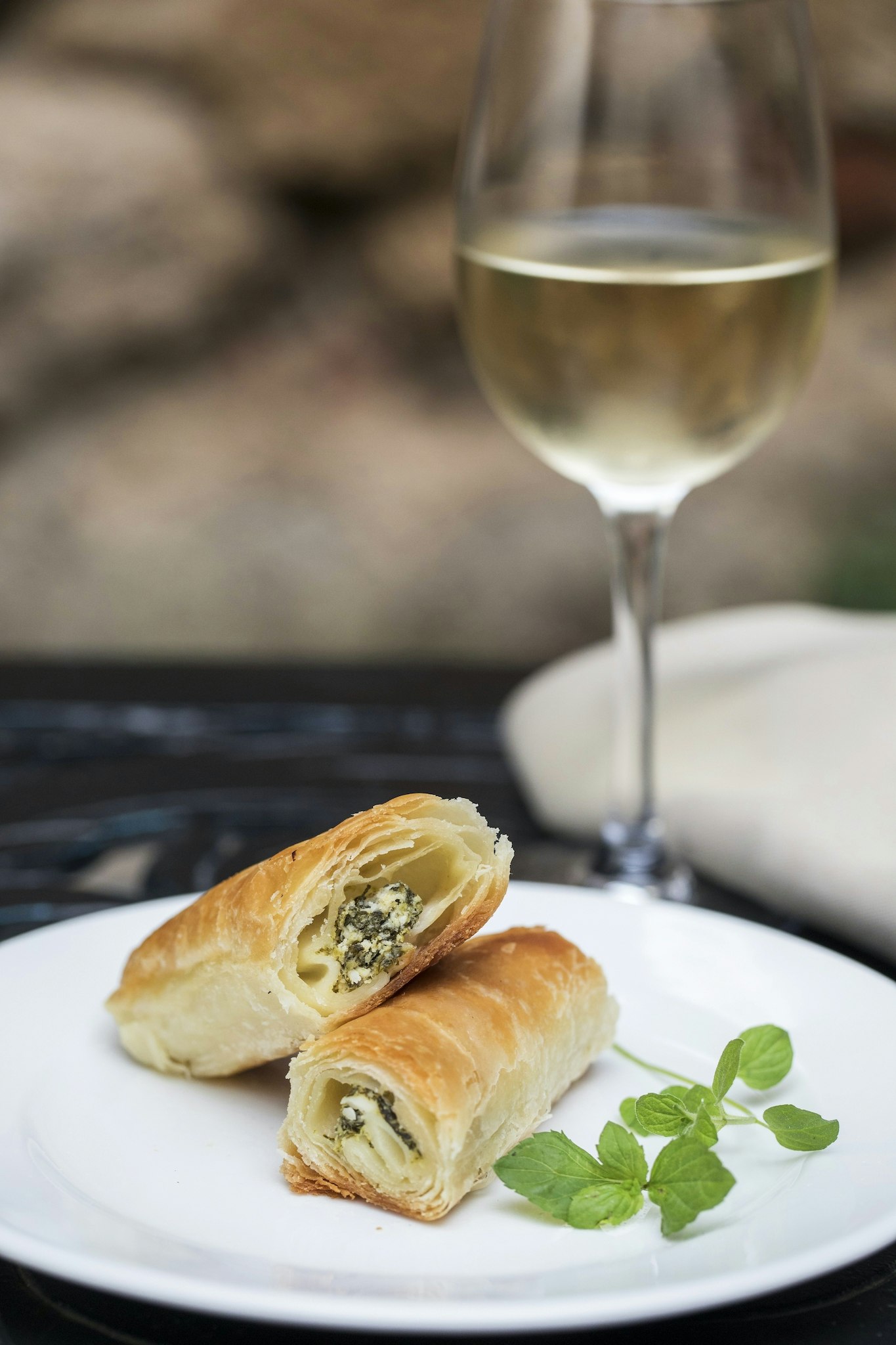 Frasig spenat- och fetaostpaj i filodeg