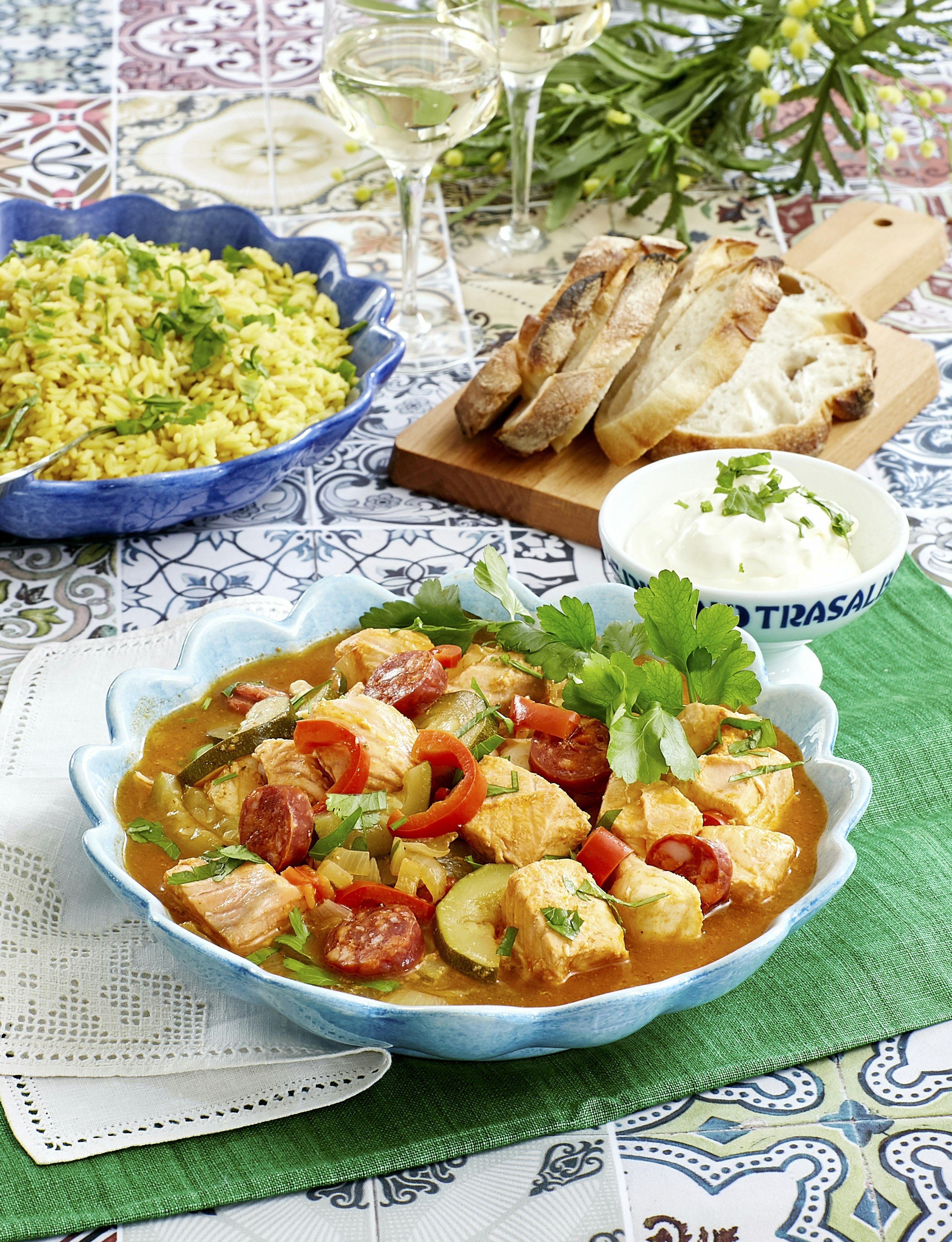 Fiskgryta med chorizo och aioli