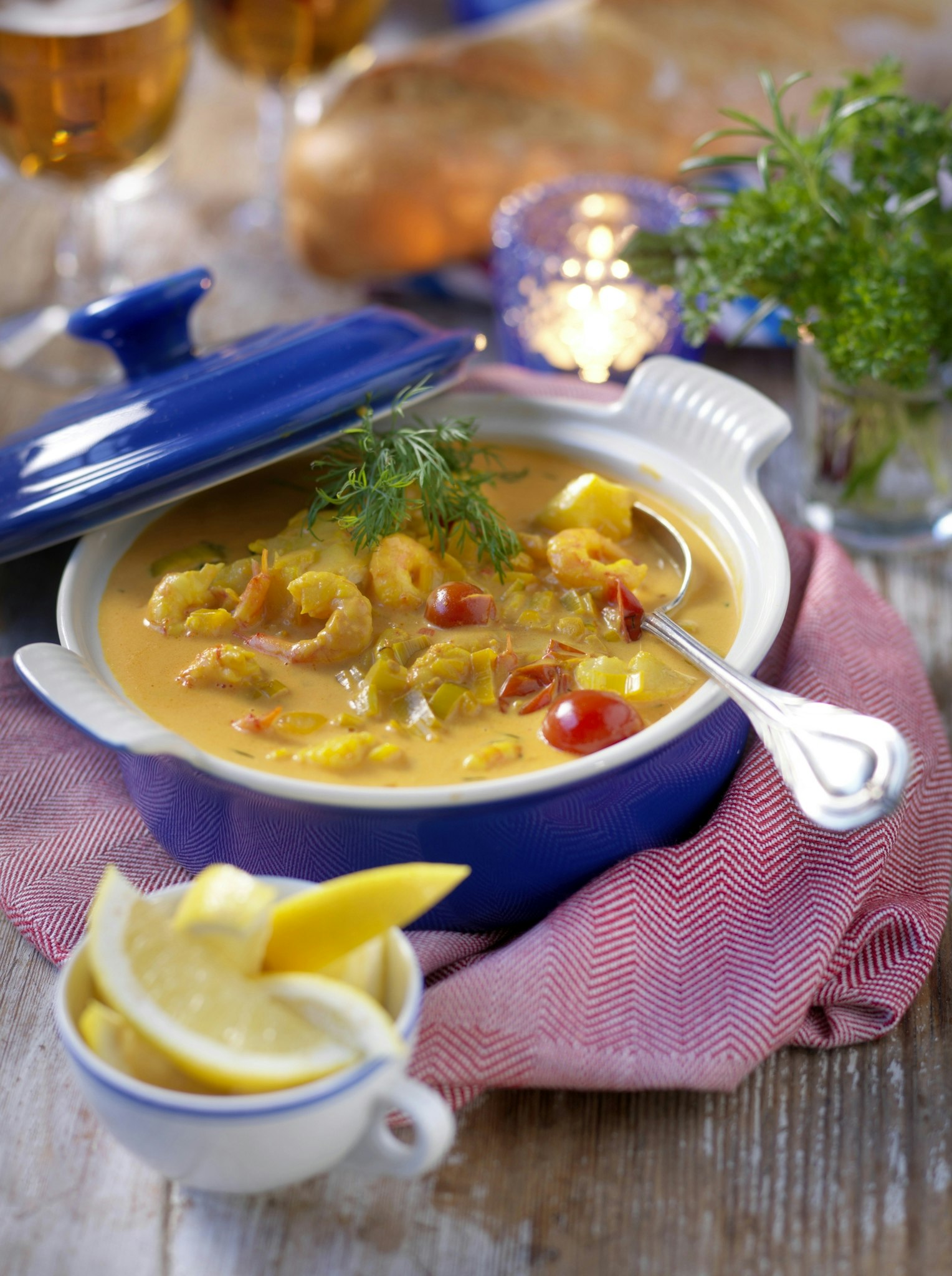 Fiskgryta med räkor, chili och saffran