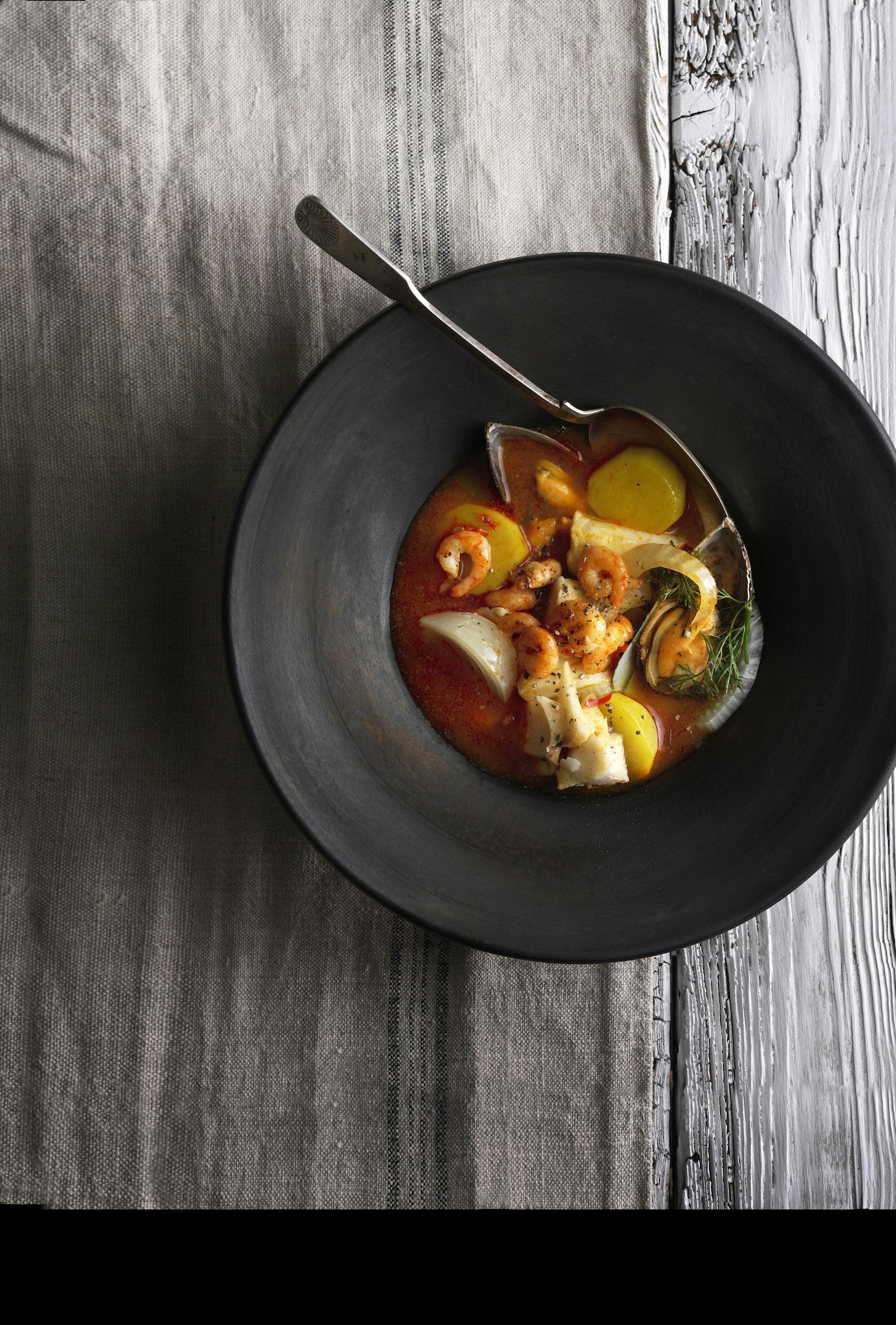 Fiskgryta med räkor, musslor och saffran