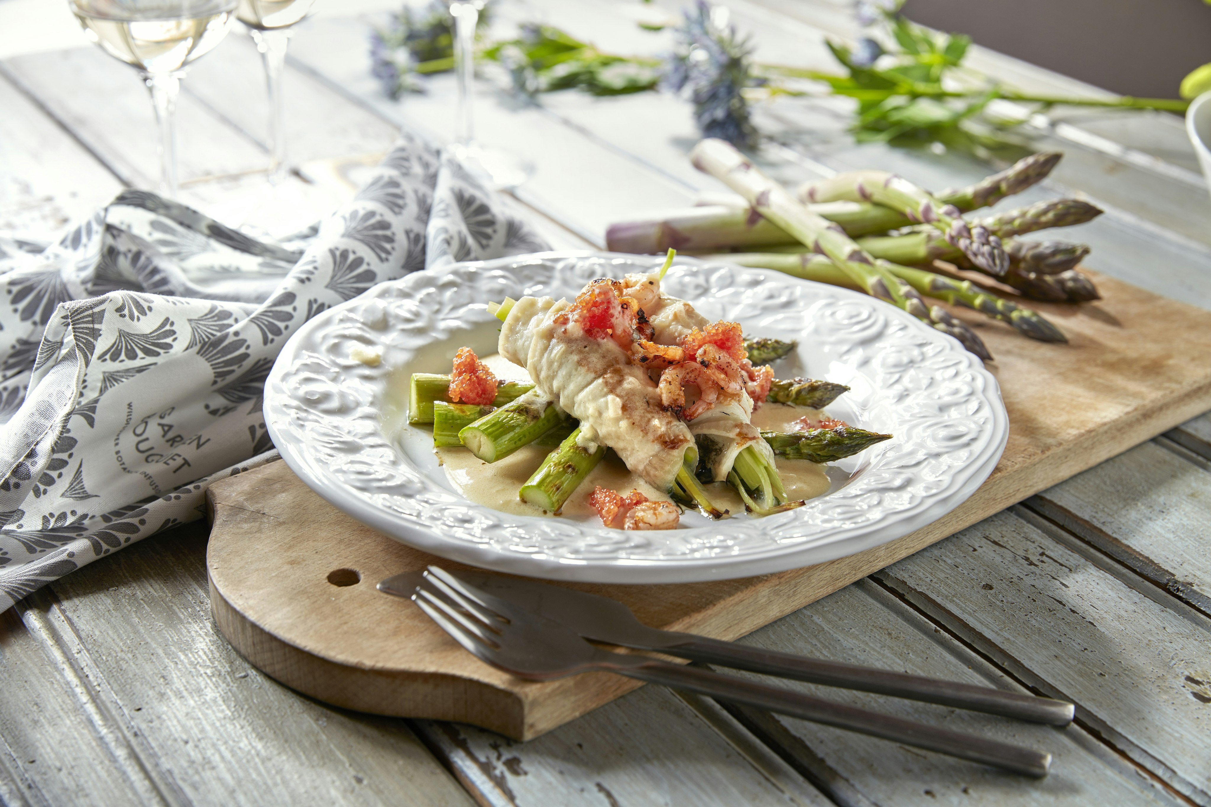 Fiskrulader med vitvinssås och sparris