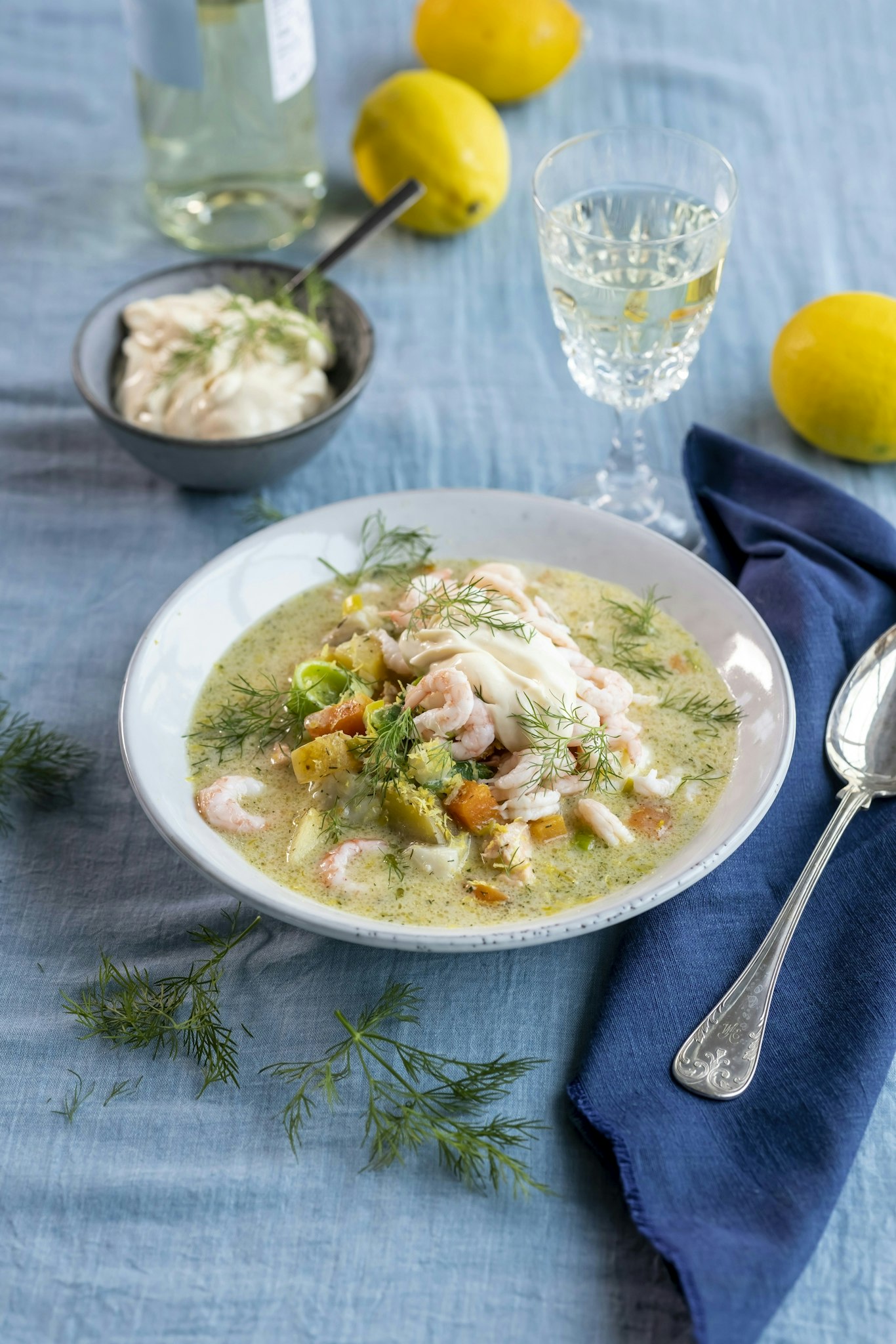 Fisksoppa med potatis, morot och räkor