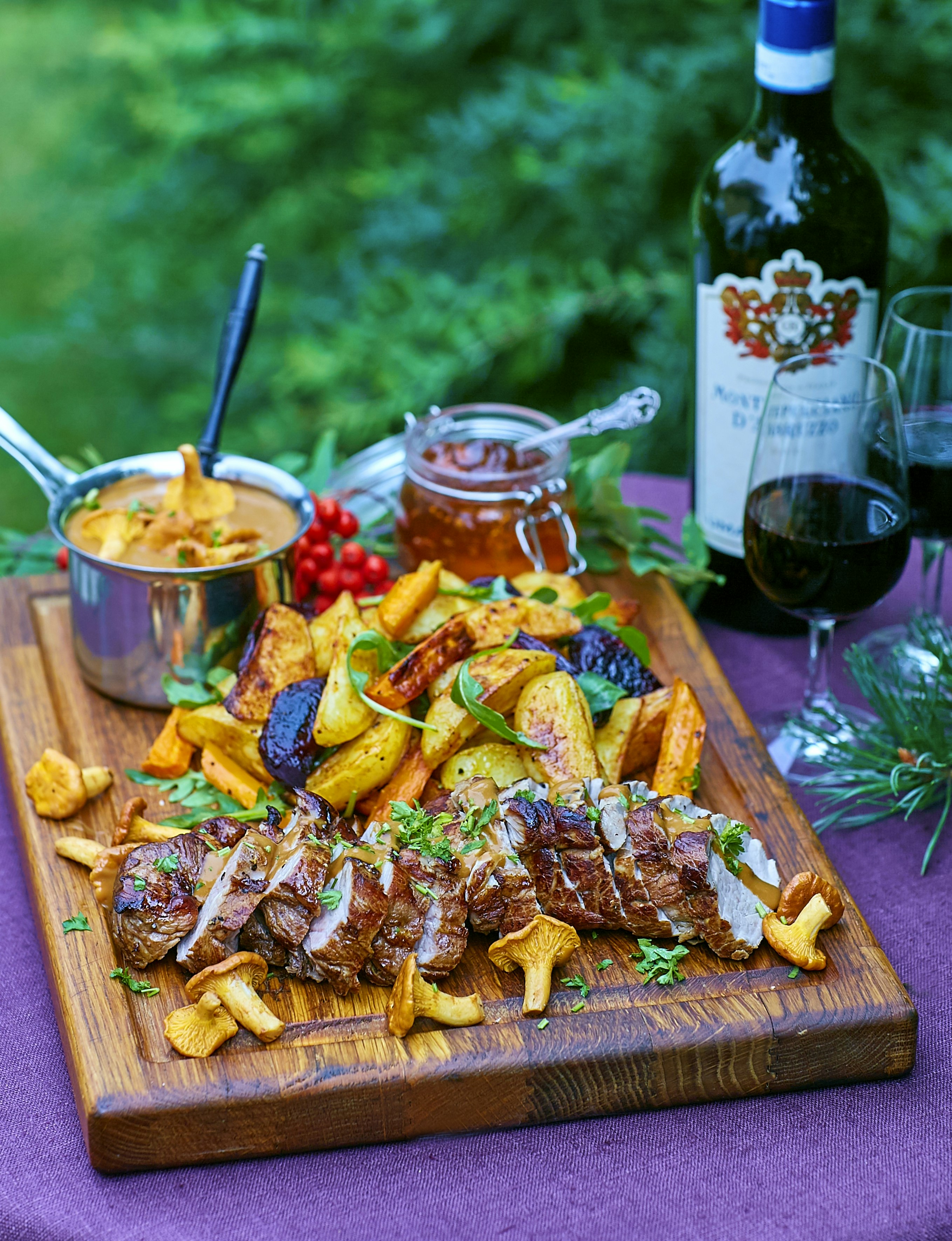 Helstekt rostas med dragonsås och rostade rotfrukter