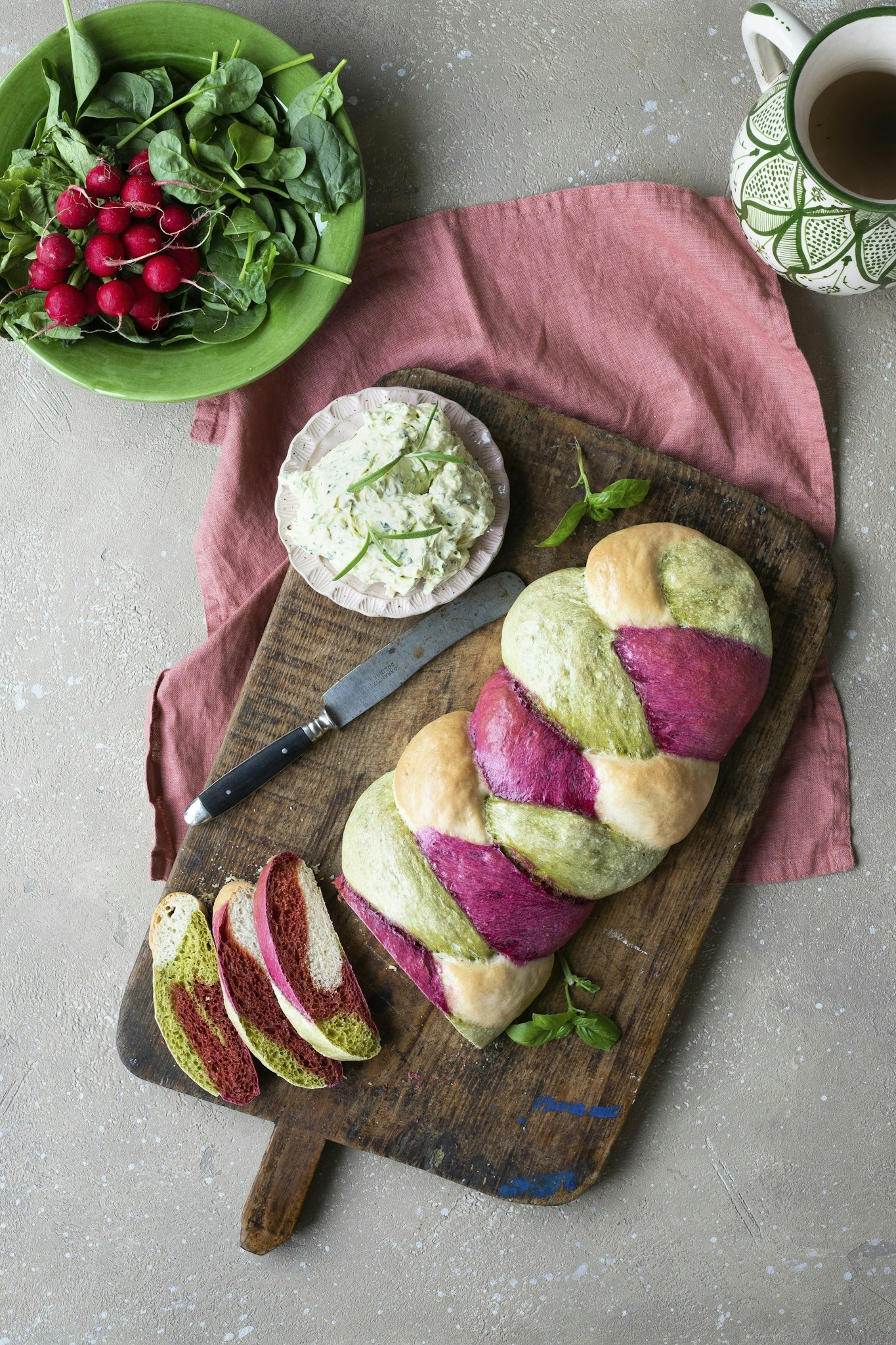 Flätat bjudbröd i tre färger