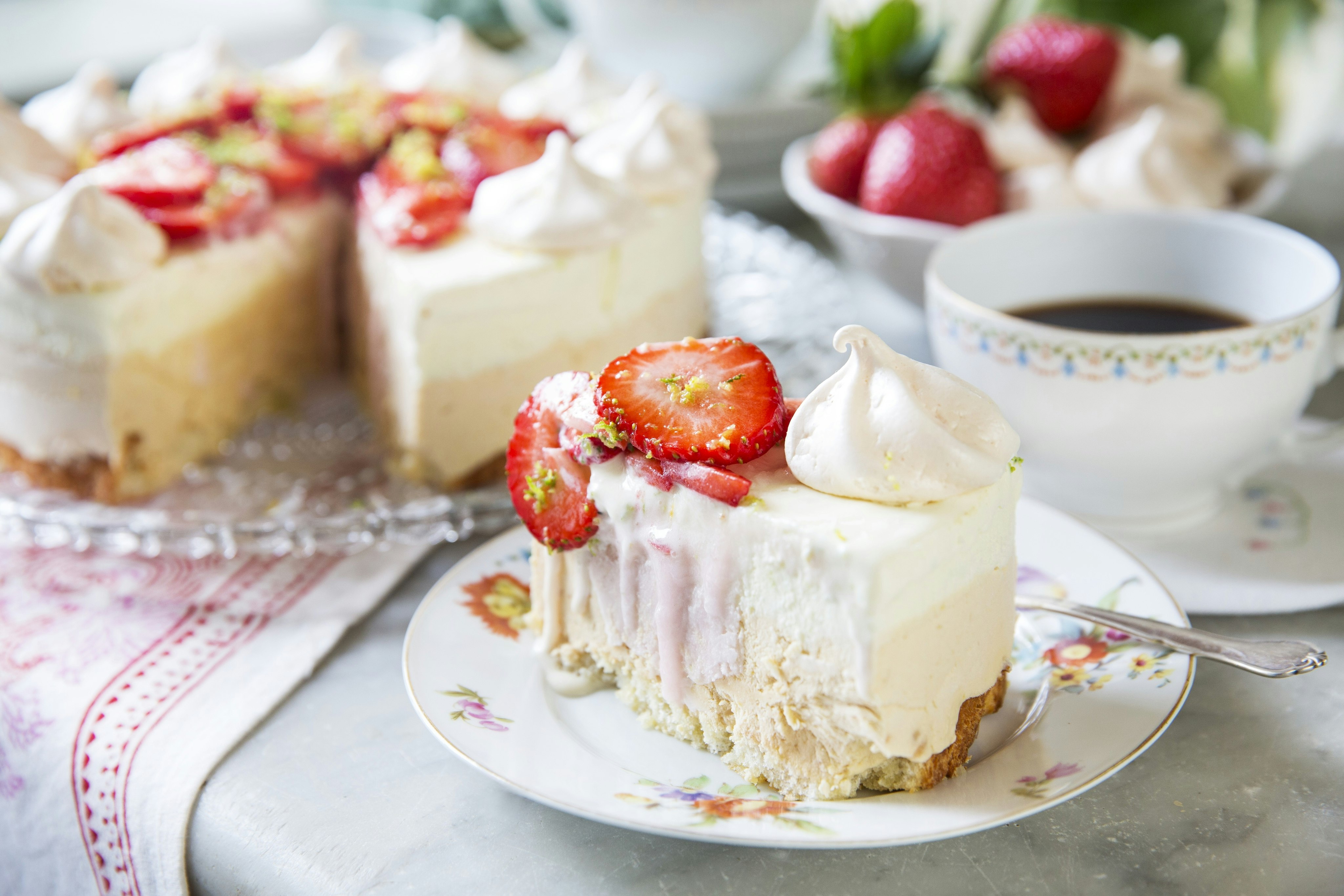 Frisk citron- och limeglasstårta