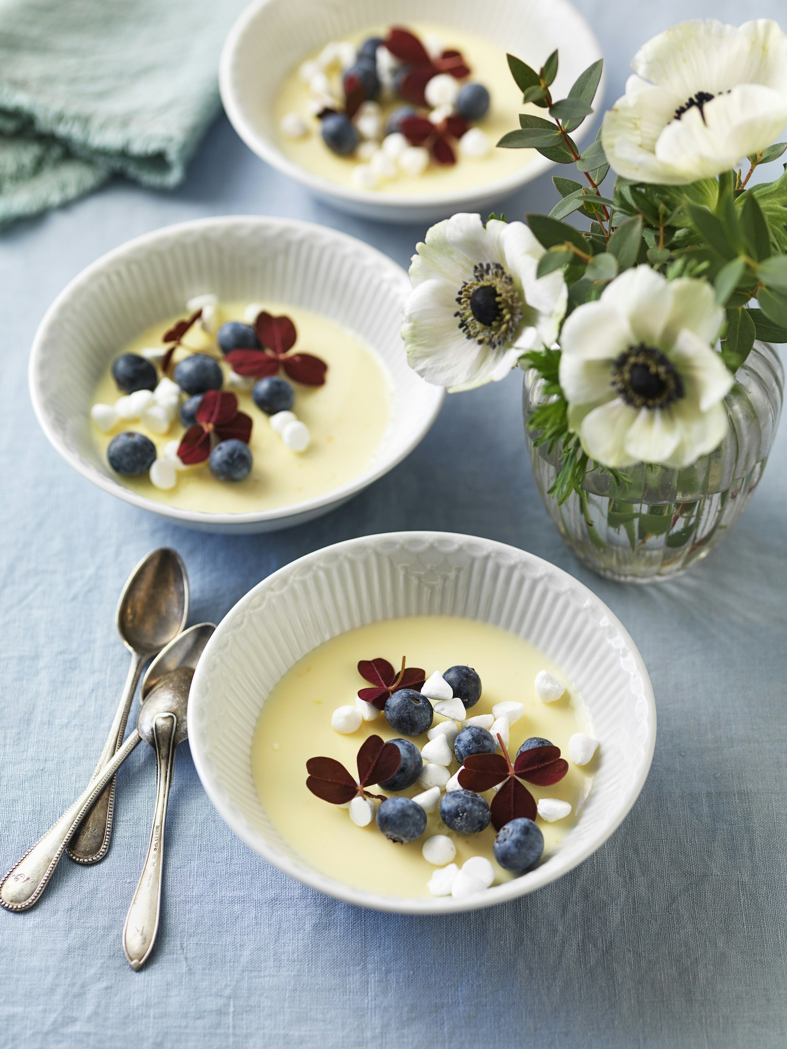 Frisk citronkräm med blåbär och maränger