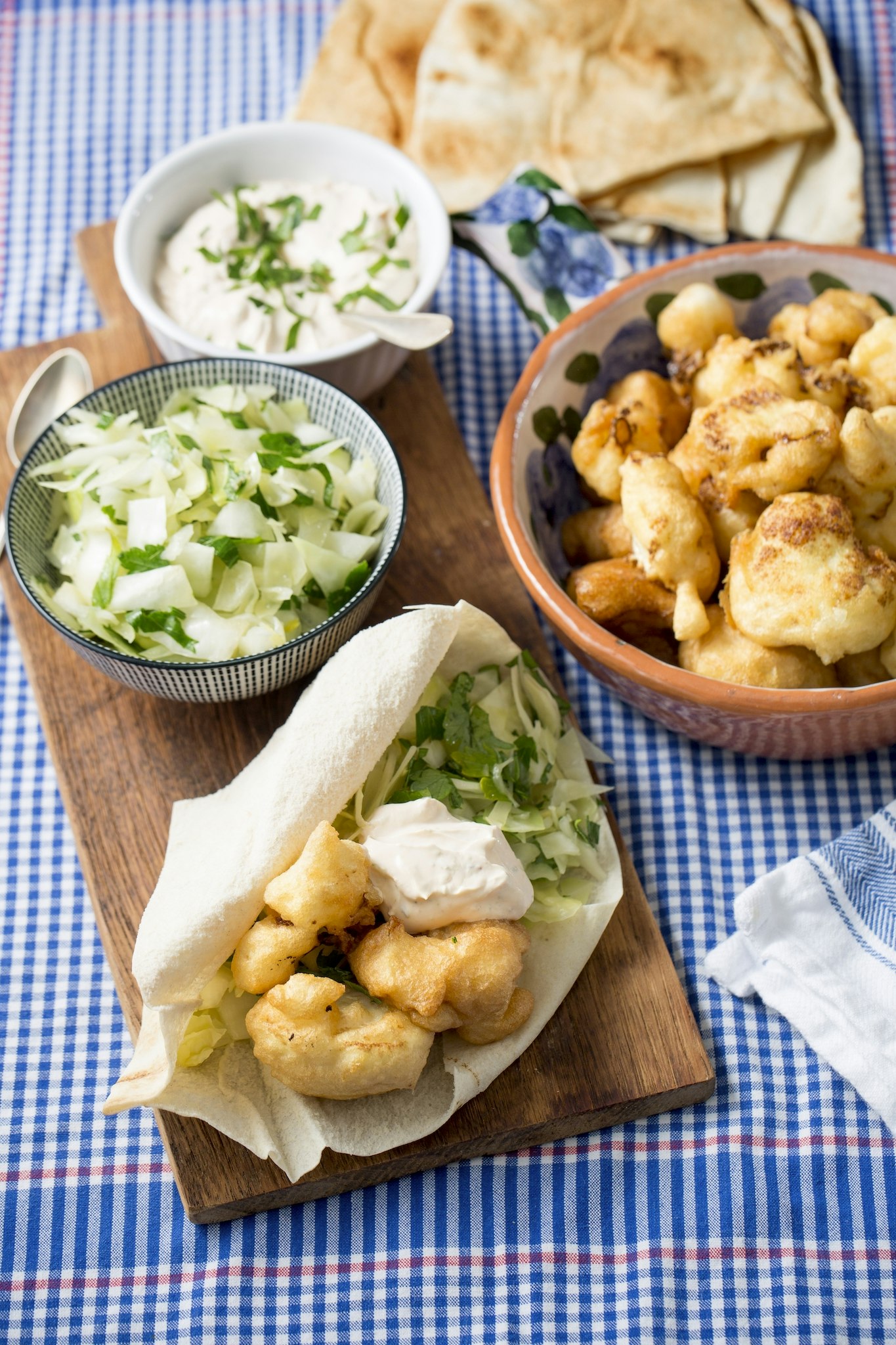 Friterad blomkål i libabröd med limesås