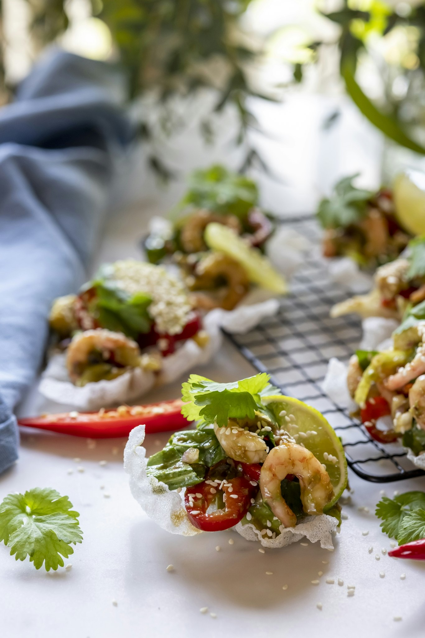 Friterat rispapper med räkor, avokado och chili