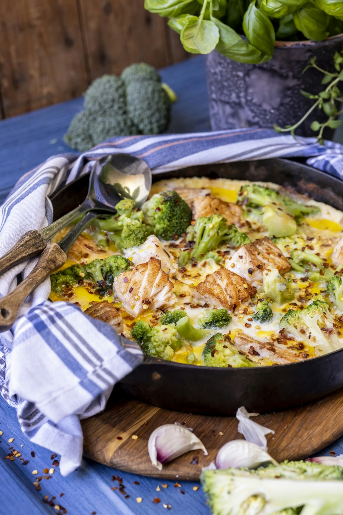 Frittata med laxfilé, broccoli och chili