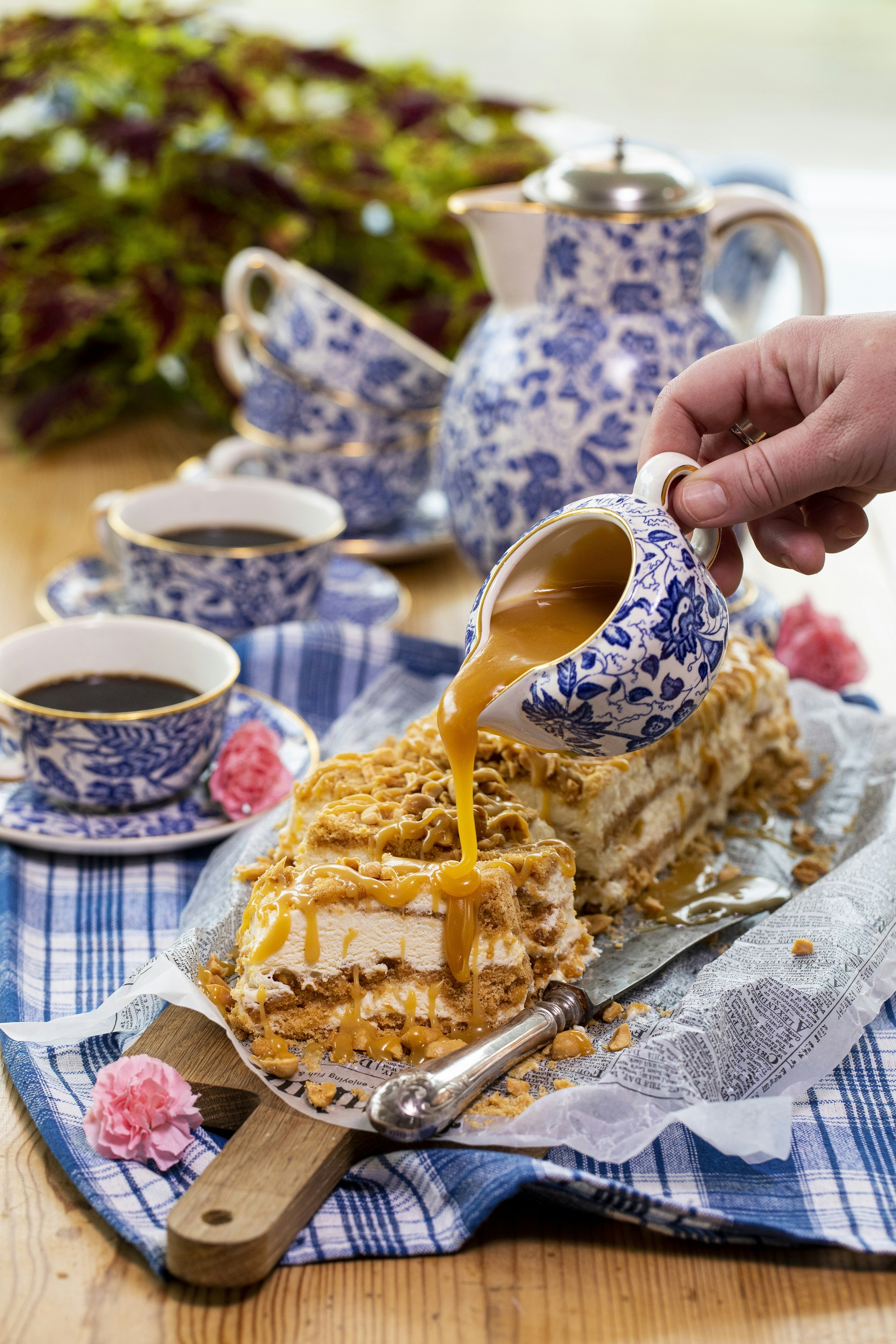 Fryst cheesecake med jordnötter och salt kolasås