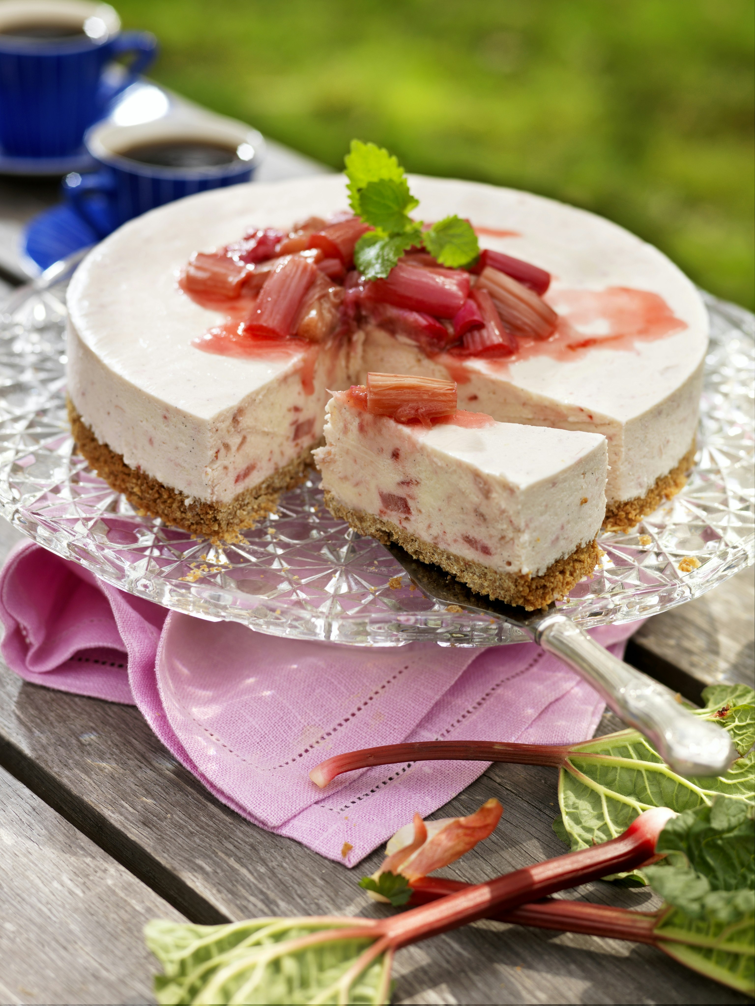 Fryst rabarbercheesecake med jordgubbar