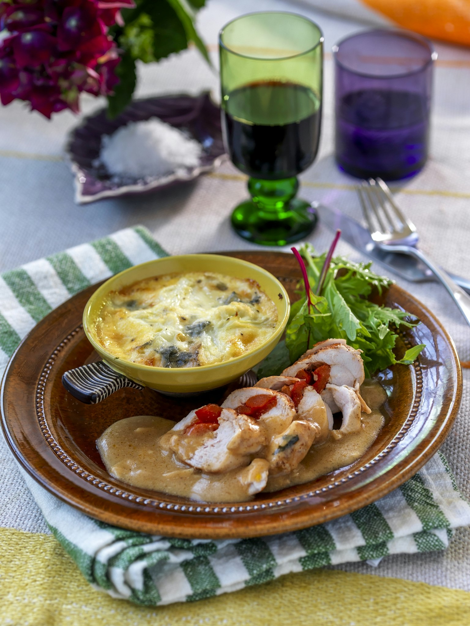 Fylld kycklingfilé med blomkålscocotte