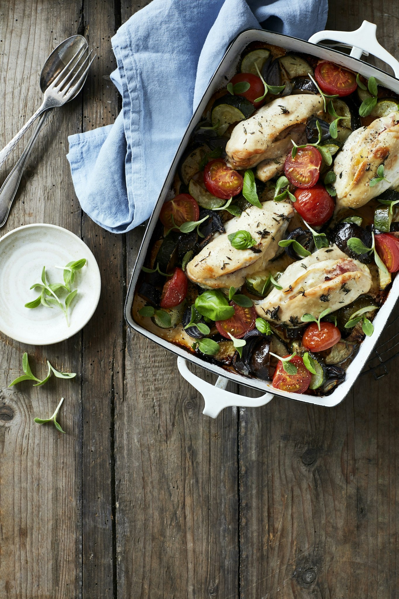 Fylld kycklingfilé på grönsaksbädd