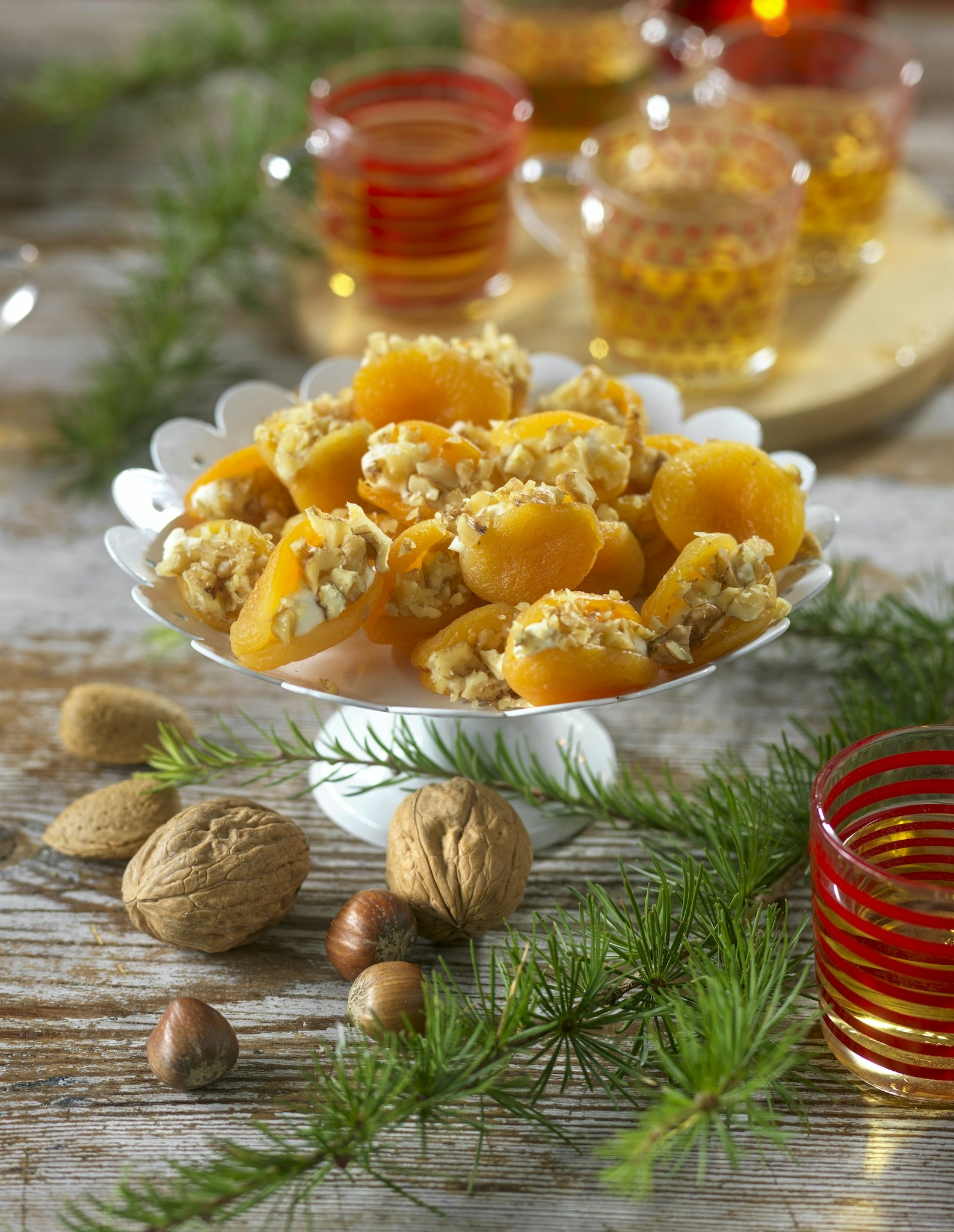 Fyllda aprikoser med hackade nötter