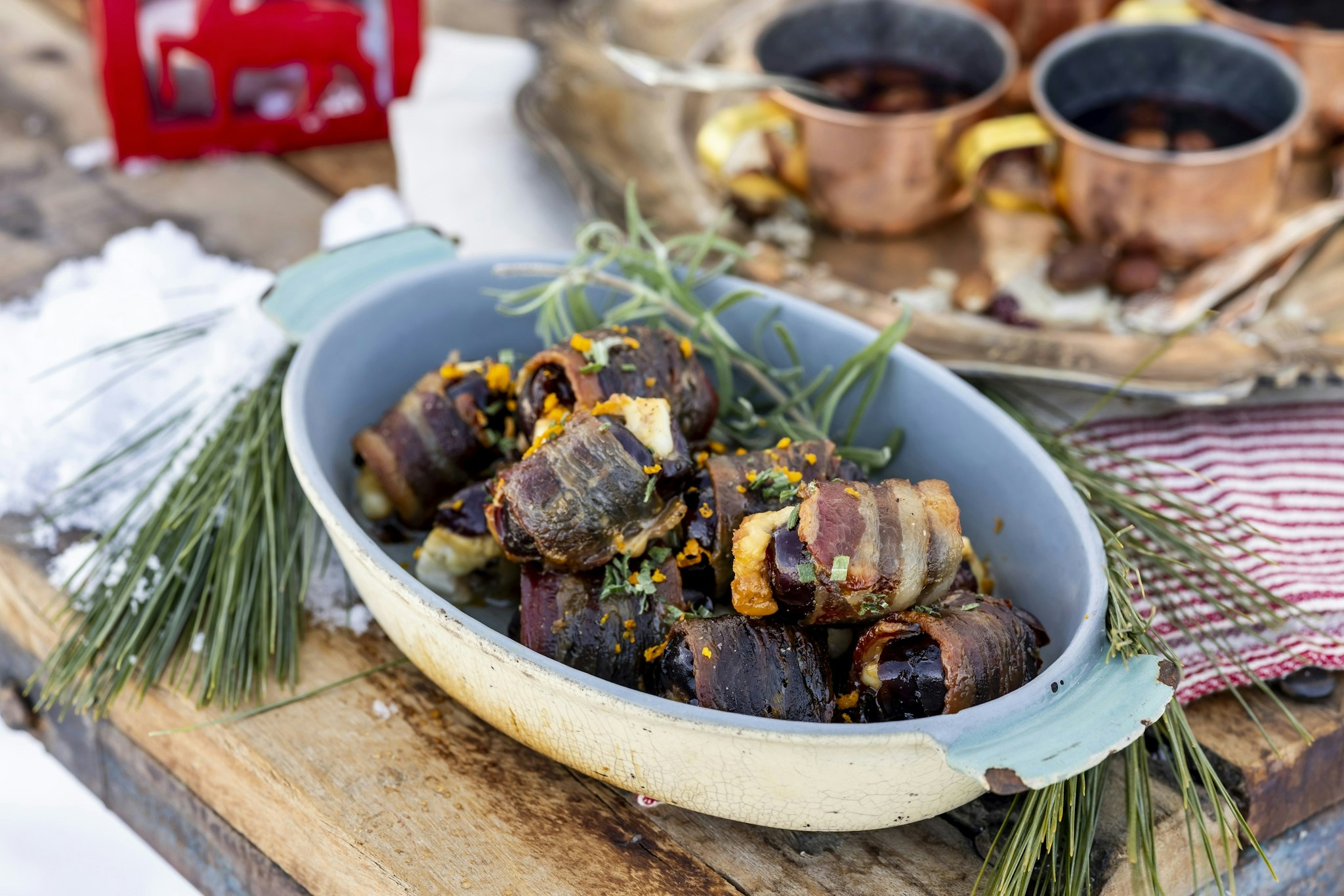 Fyllda dadlar med apelsin- och rosmarinhonung