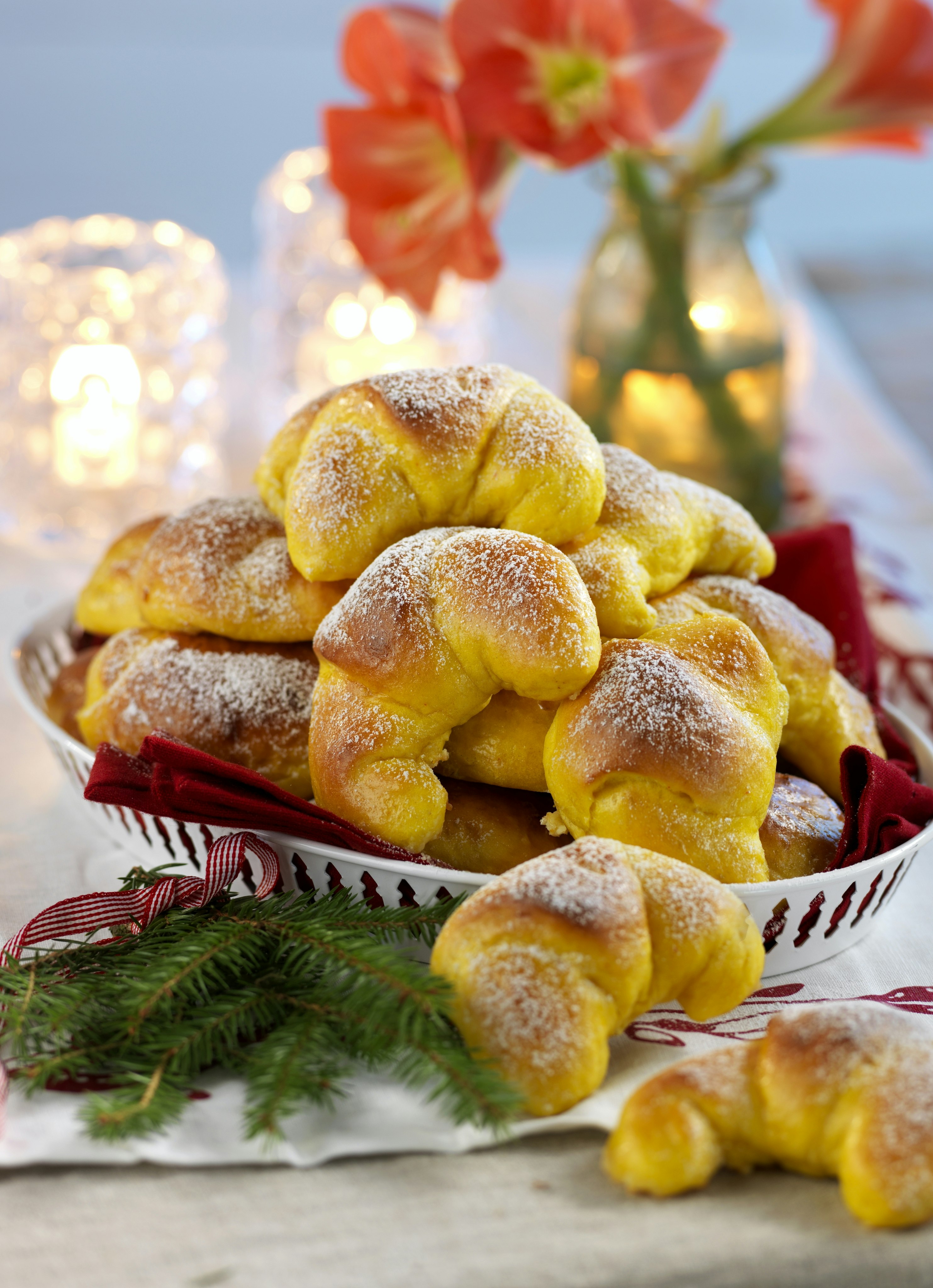 Fyllda saffransgifflar med vit choklad och apelsin