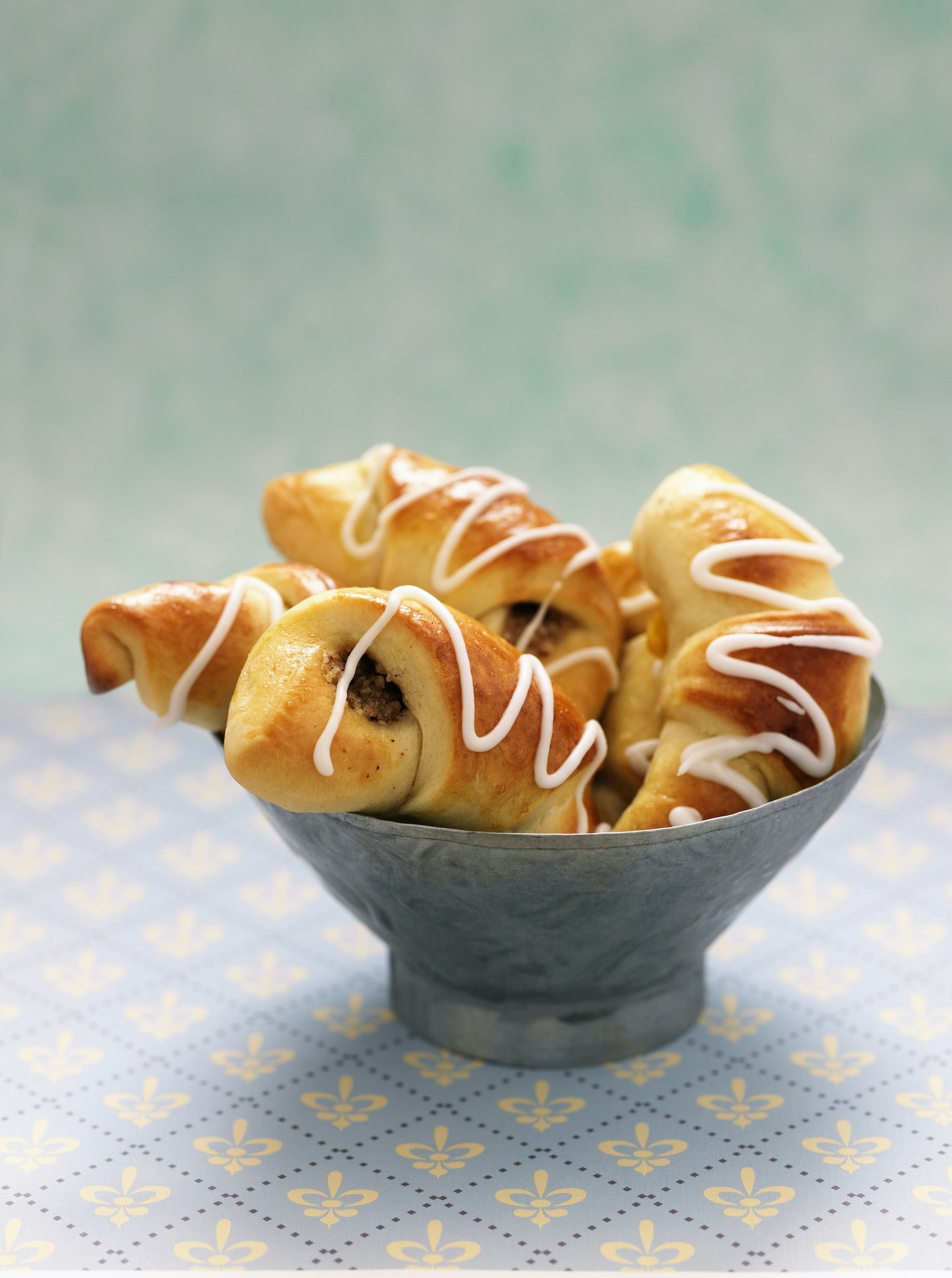 Gifflar med hasselnötsfyllning