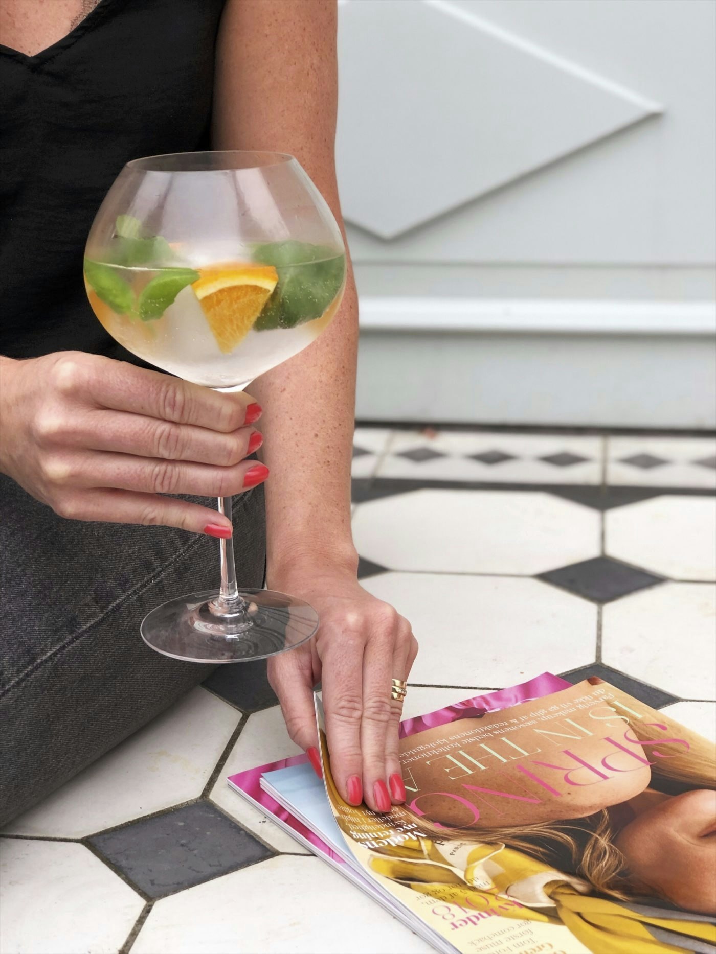 Gin and tonic med apelsin och basilika