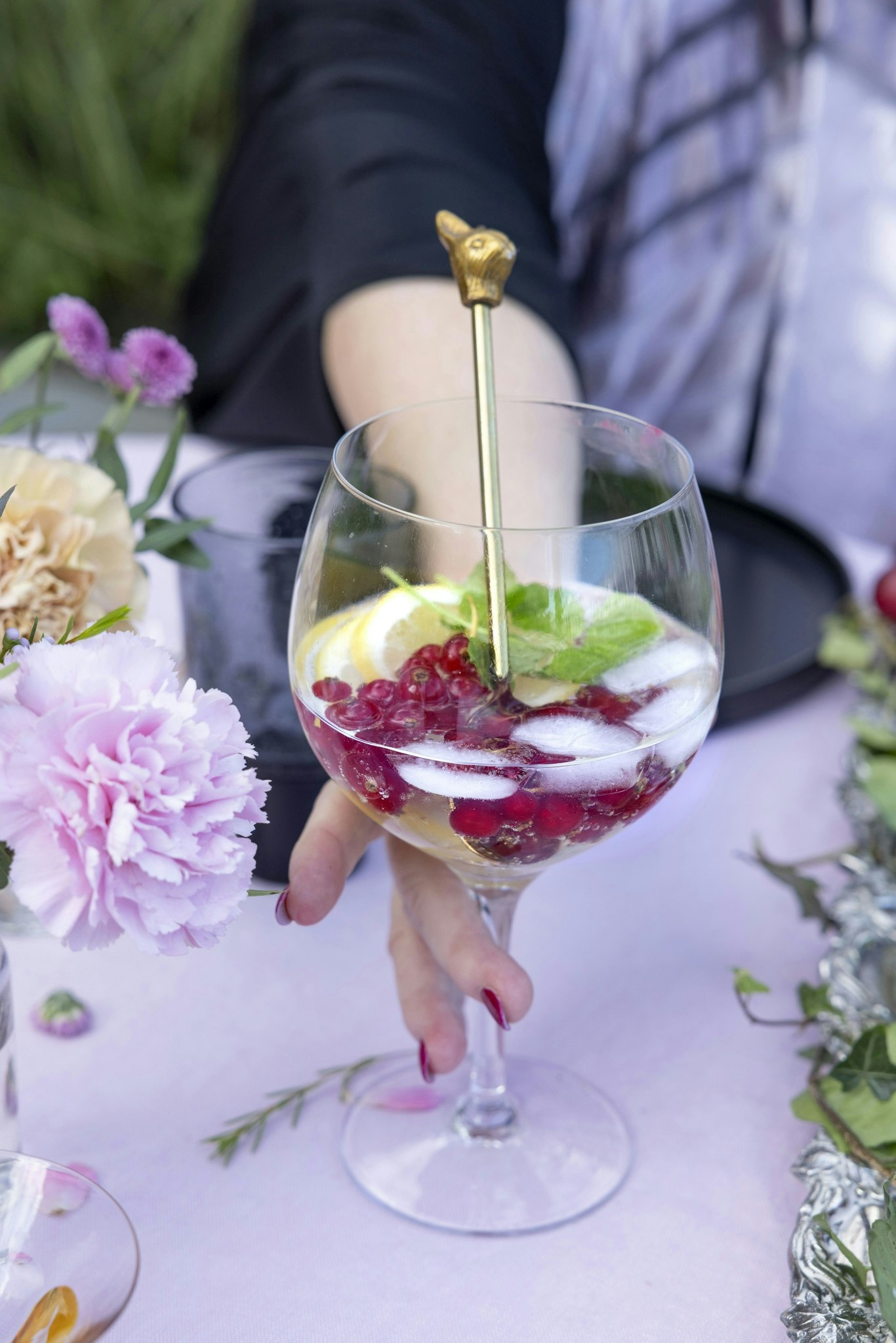 Gin och tonic med fläder och hallon