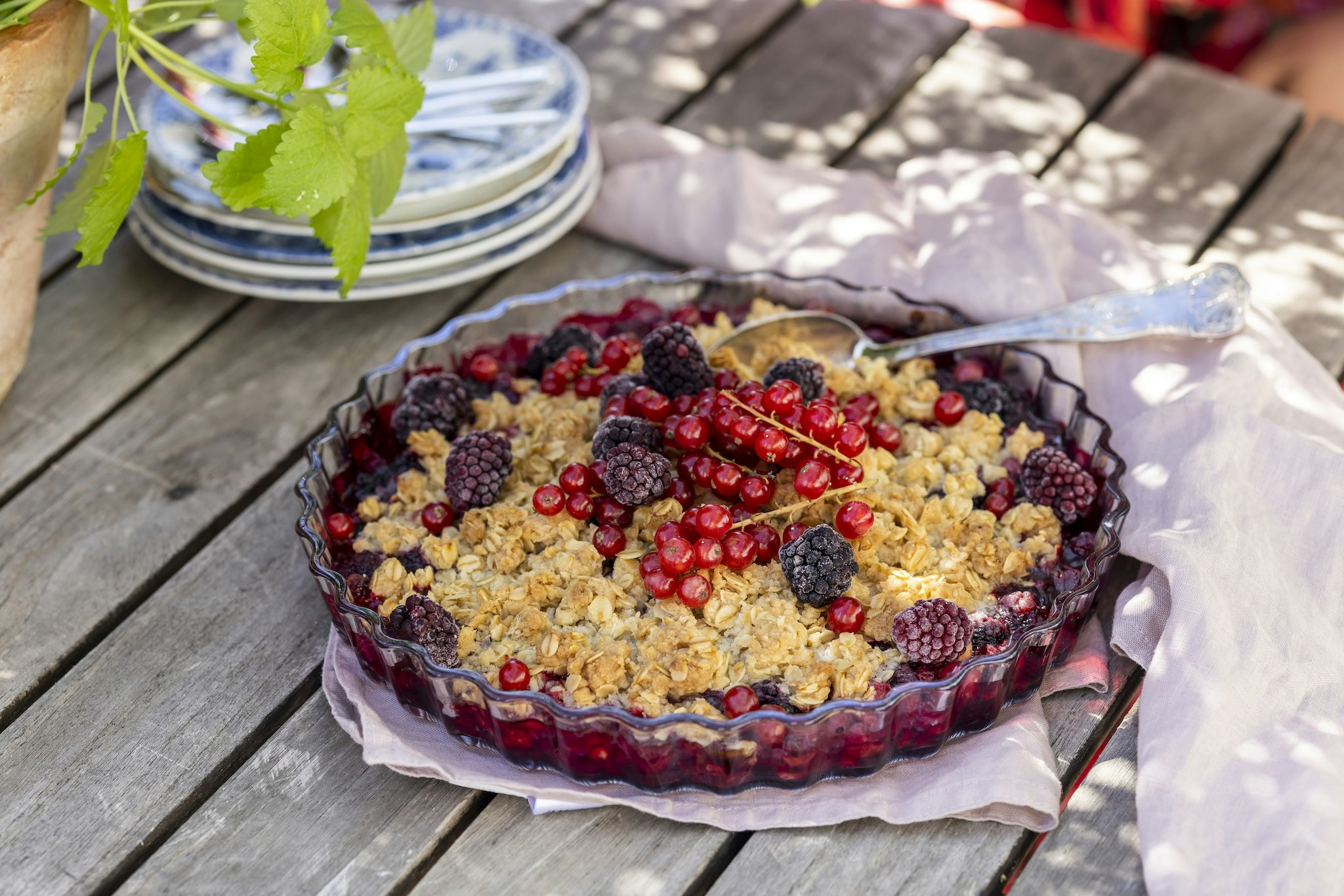 Glutenfri smulpaj med björnbär och röda vinbär