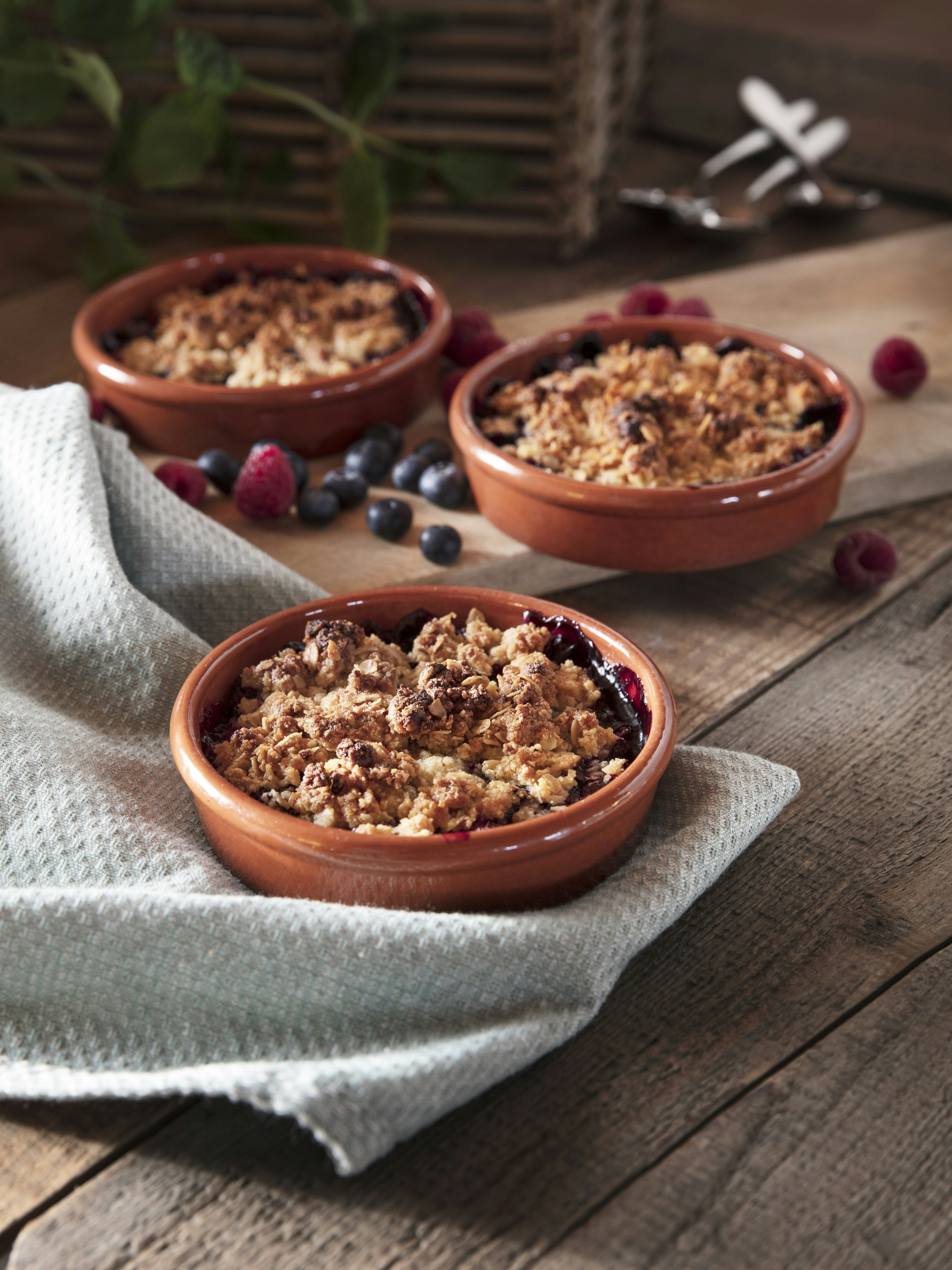 Glutenfri smulpaj med hallon och blåbär