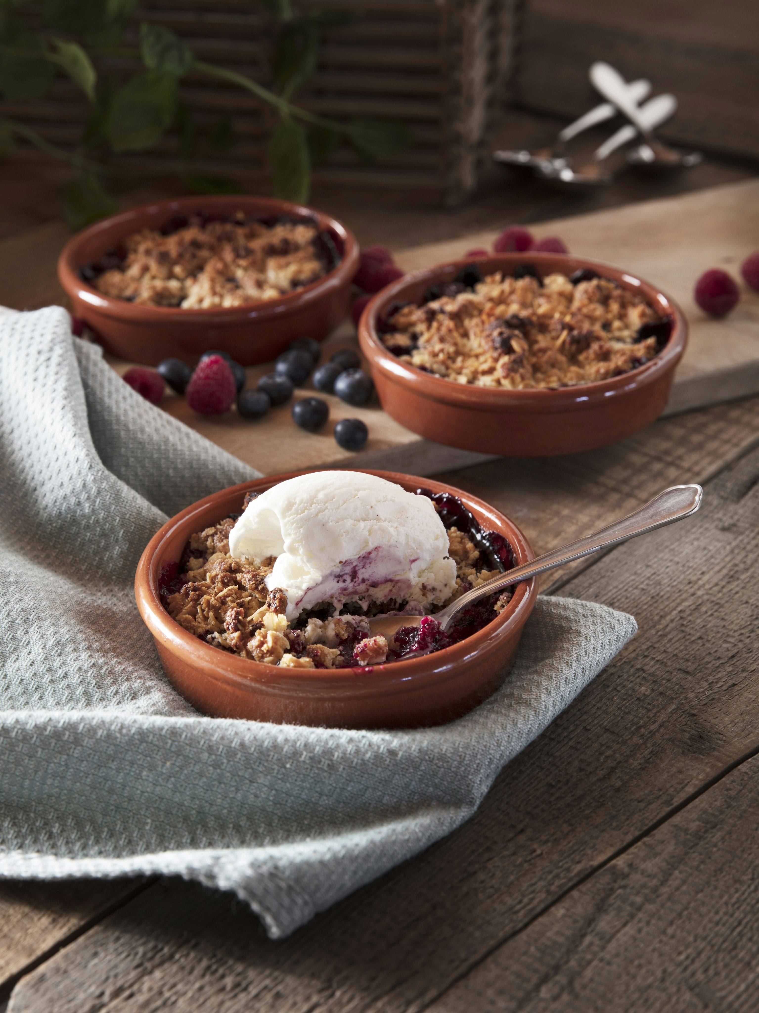 Glutenfri smulpaj med hallon och blåbär
