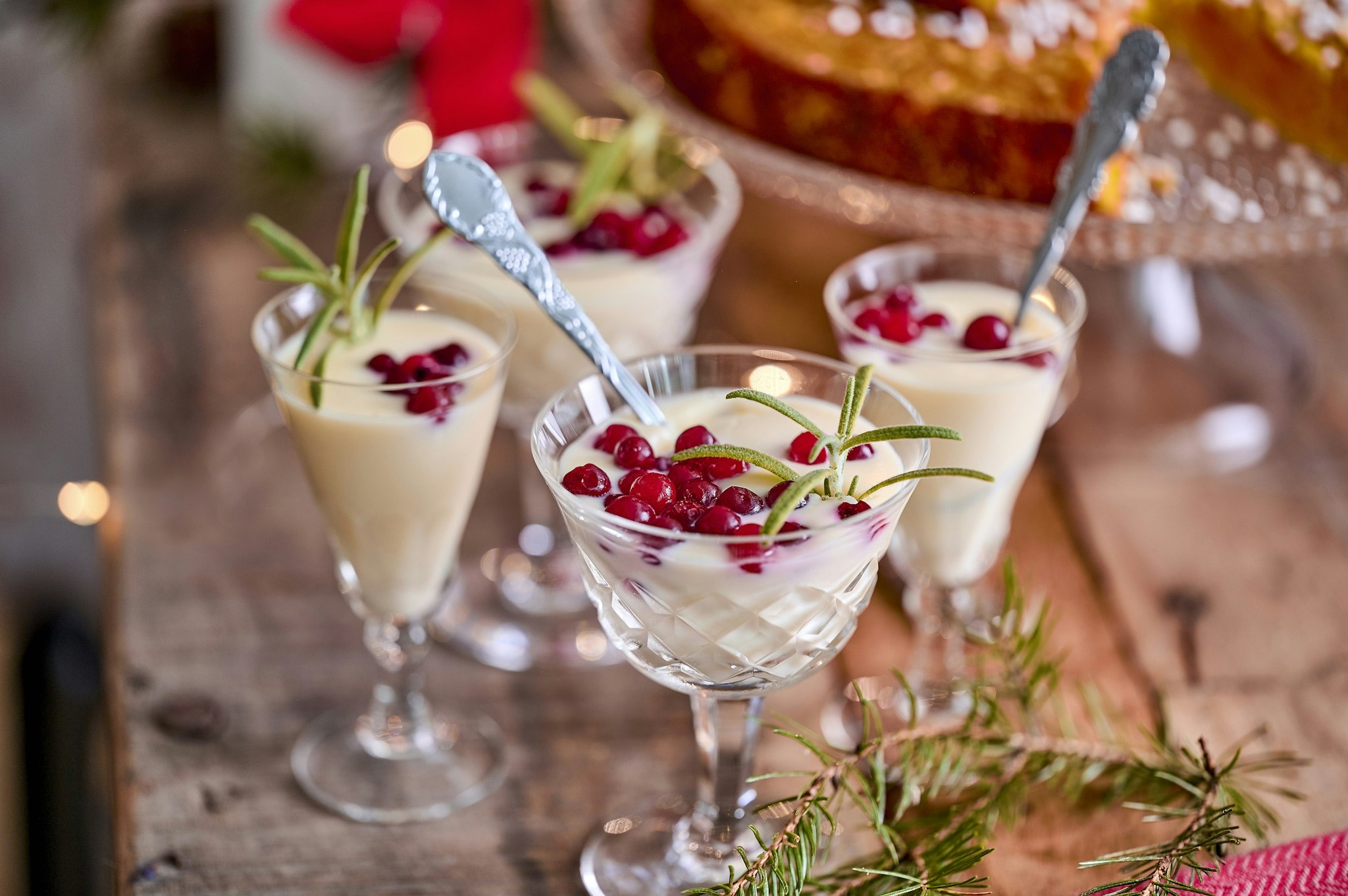 Gräddfilspannacotta med lingon och vit choklad