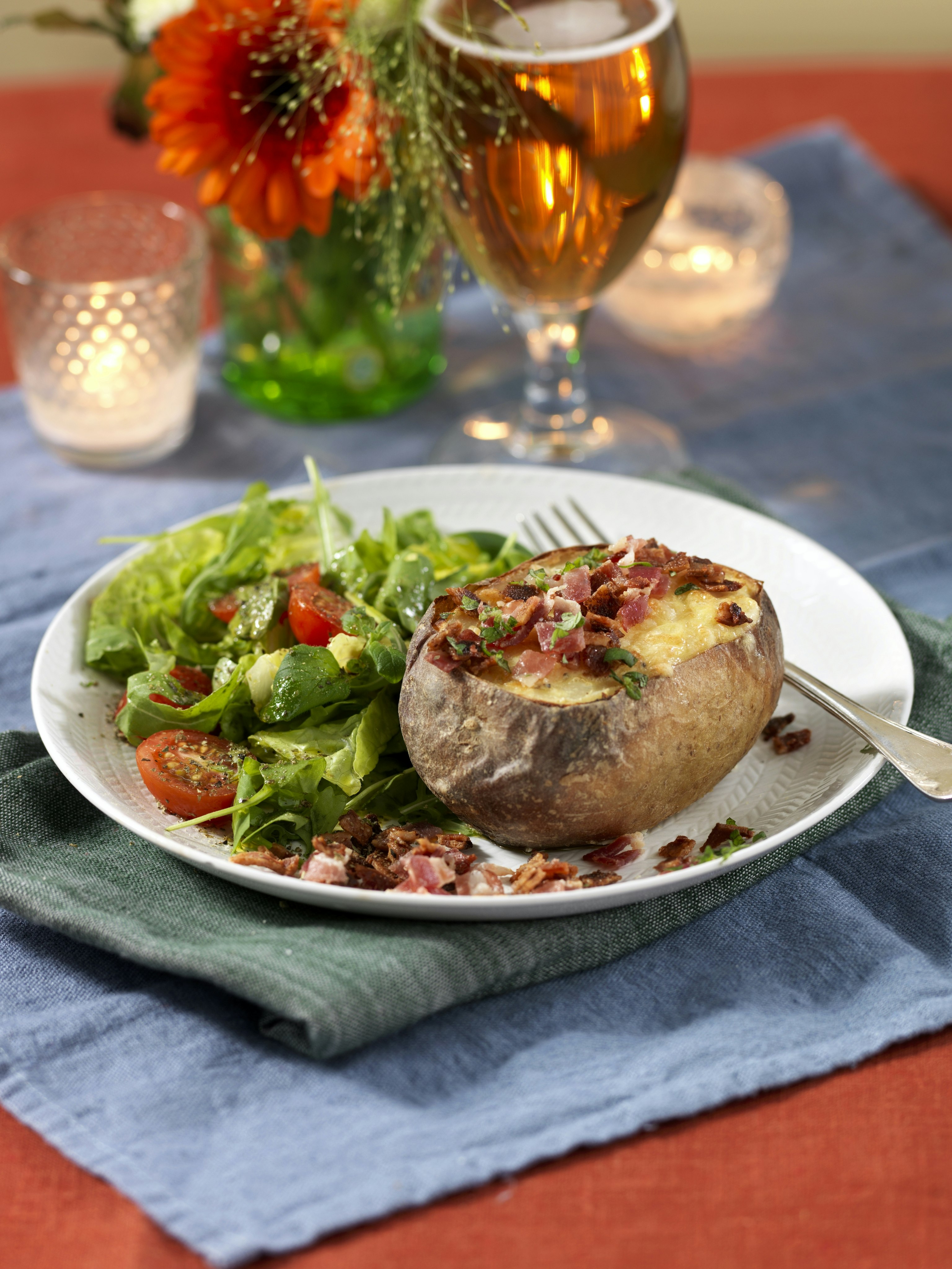 Gratinerad bakpotatis med bacon och ägg