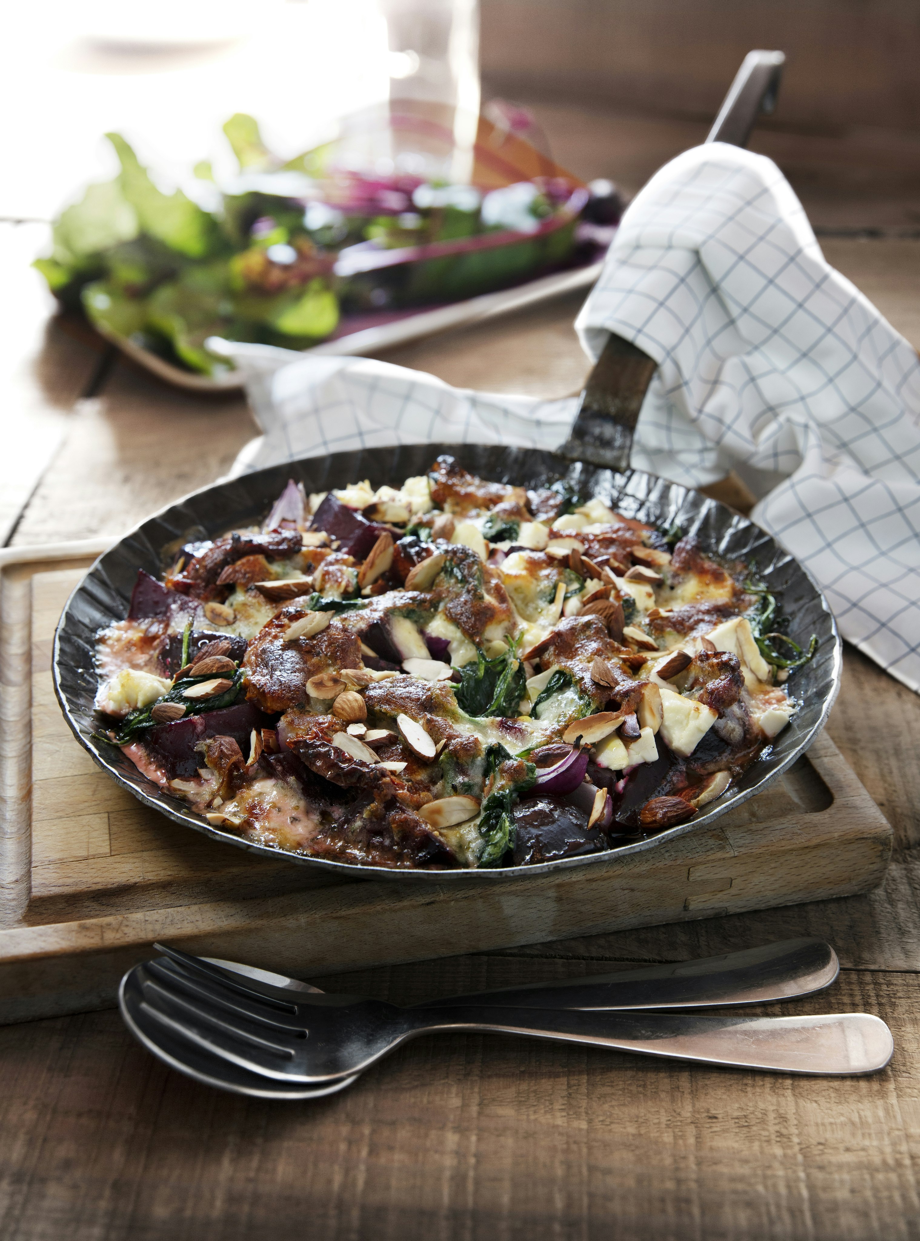 Fetaostgratinerade rödbetor med rostad mandel