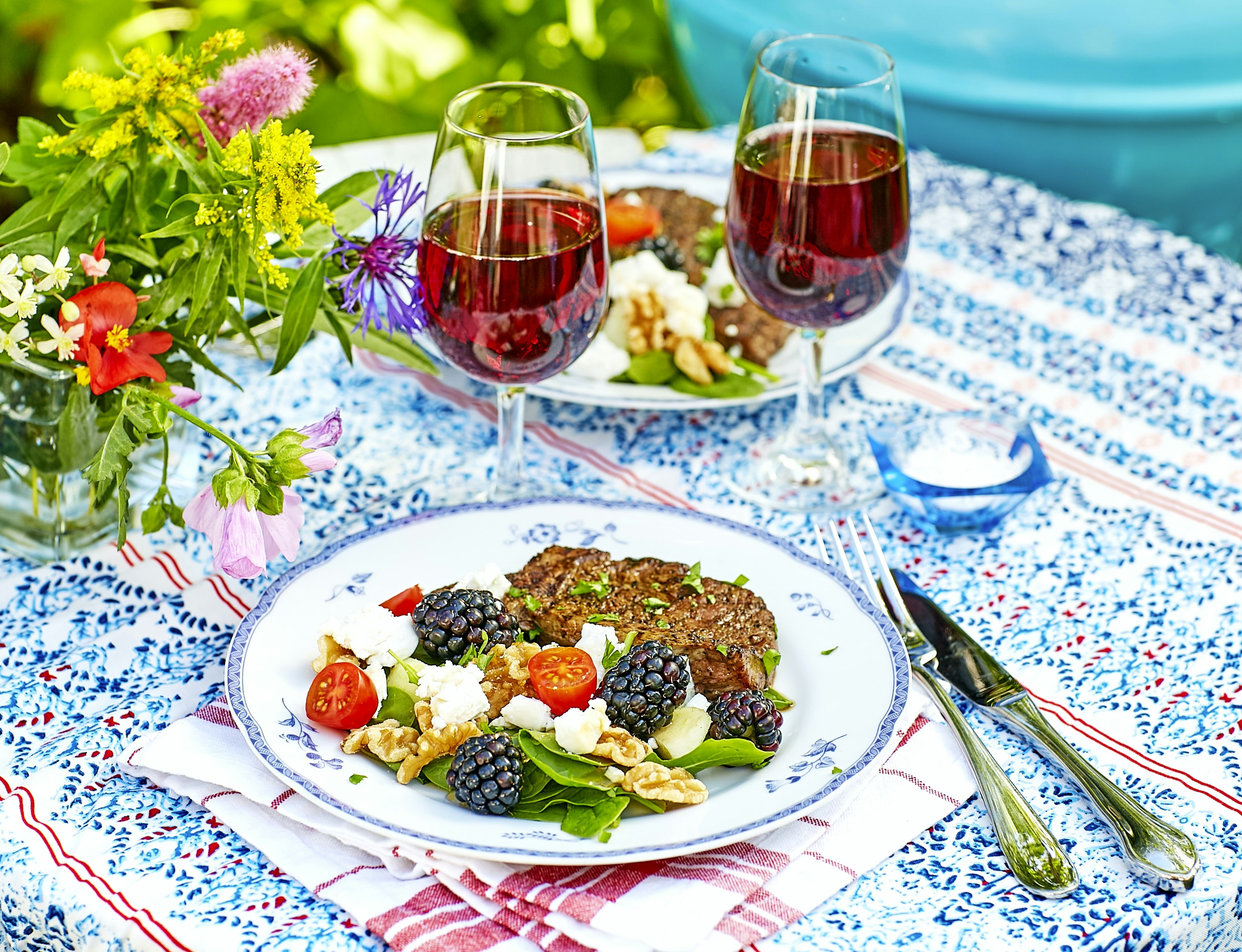 Grillad biff med getost och björnbärssallad