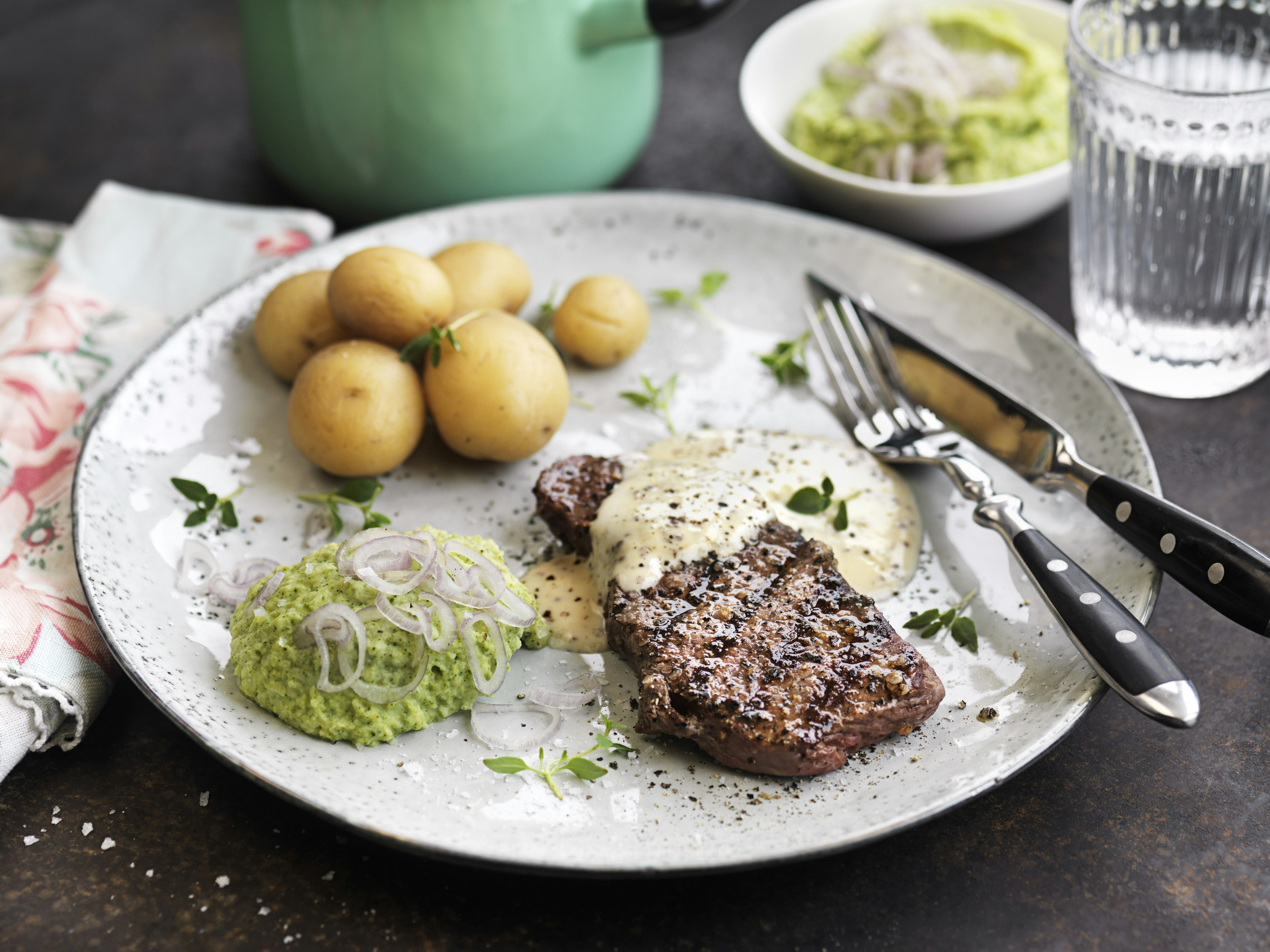 Grillad biff med senapssås och broccolipuré
