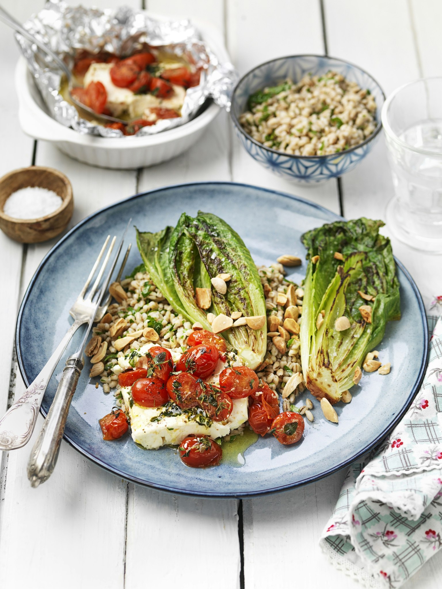 Grillad sallad med varm feta och tomat