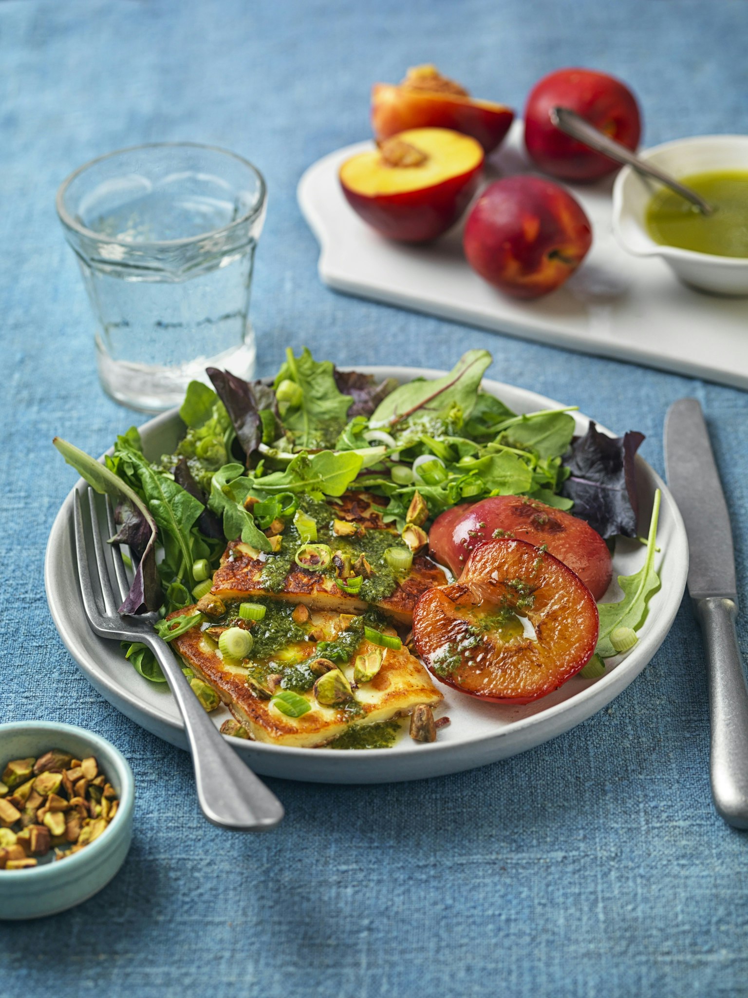 Grillost med nektarin, pistage och örtolja